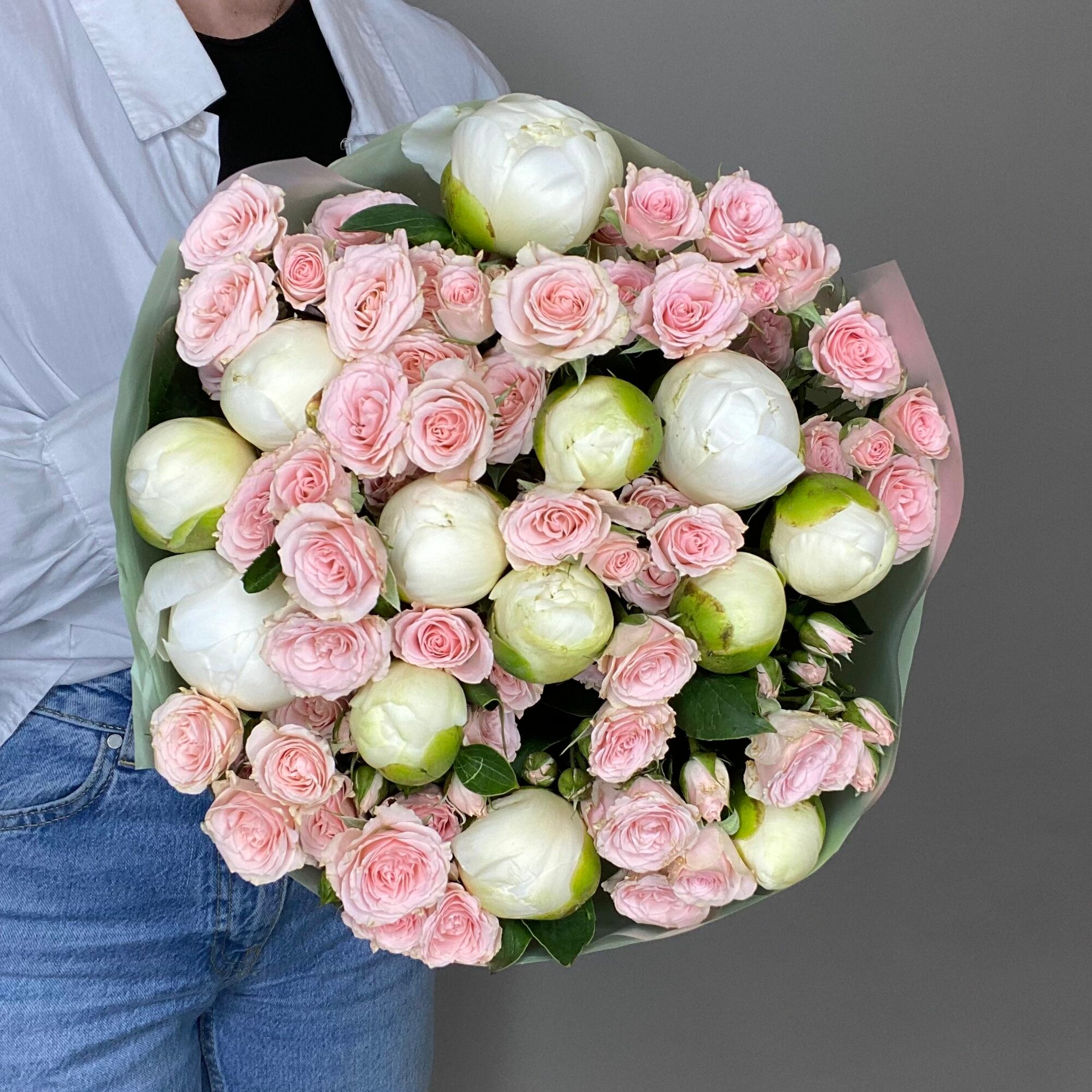 Пионы с розами
