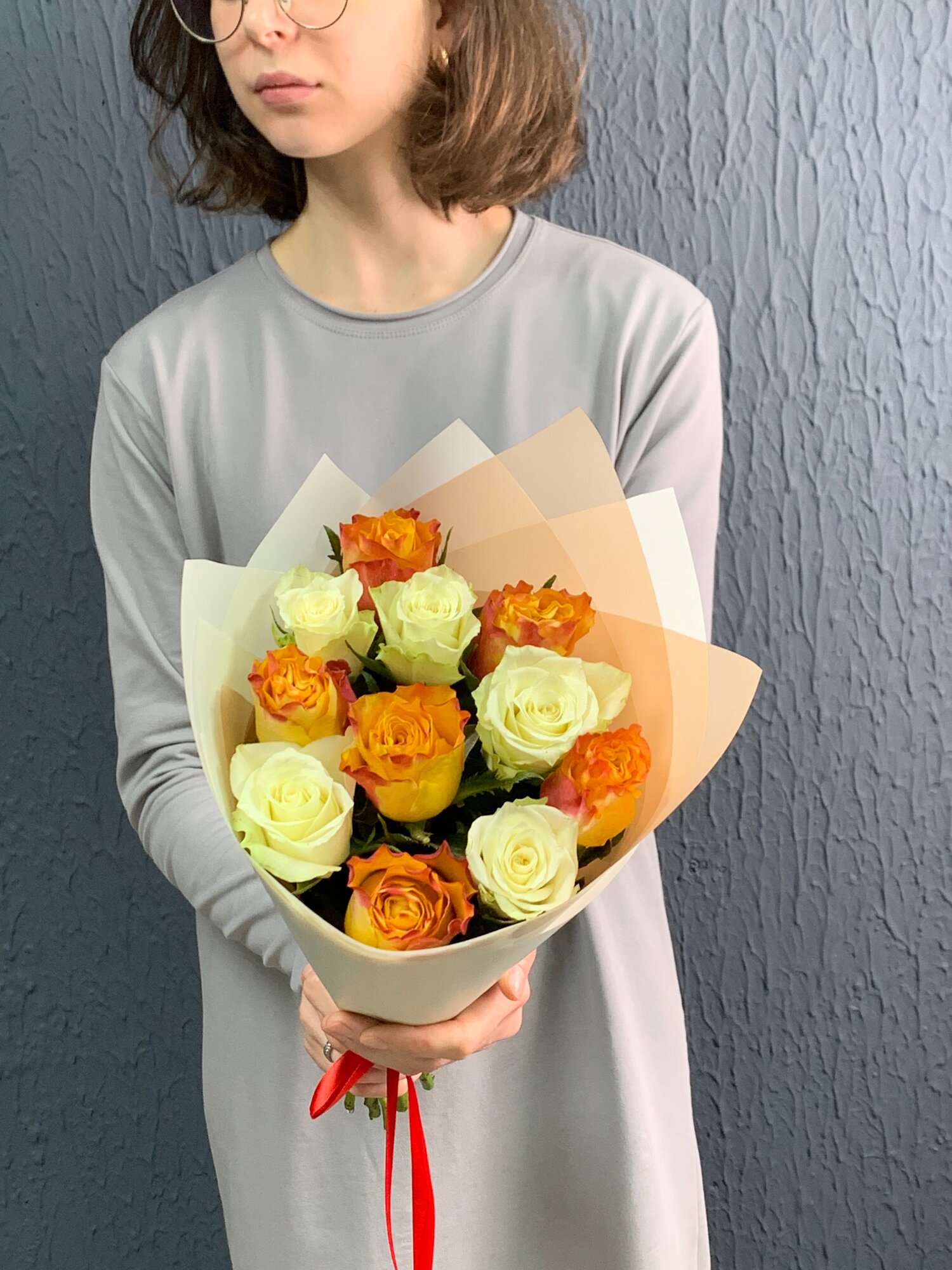 Букет живых цветов из одноголовых роз ,11 шт в дизайнерской упаковке.