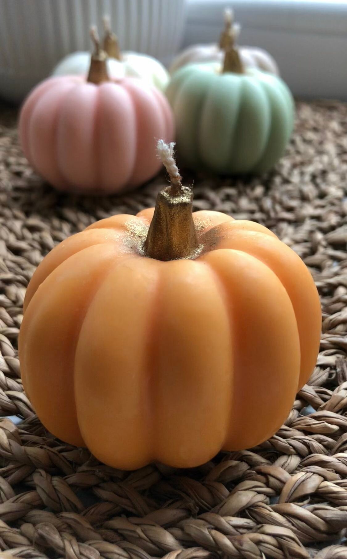Интерьерная свеча в форме оранжевой тыквы с золотым хвостиком "Golden Pumpkin"/Уют и тепло в вашем доме/Свеча "Тыква"