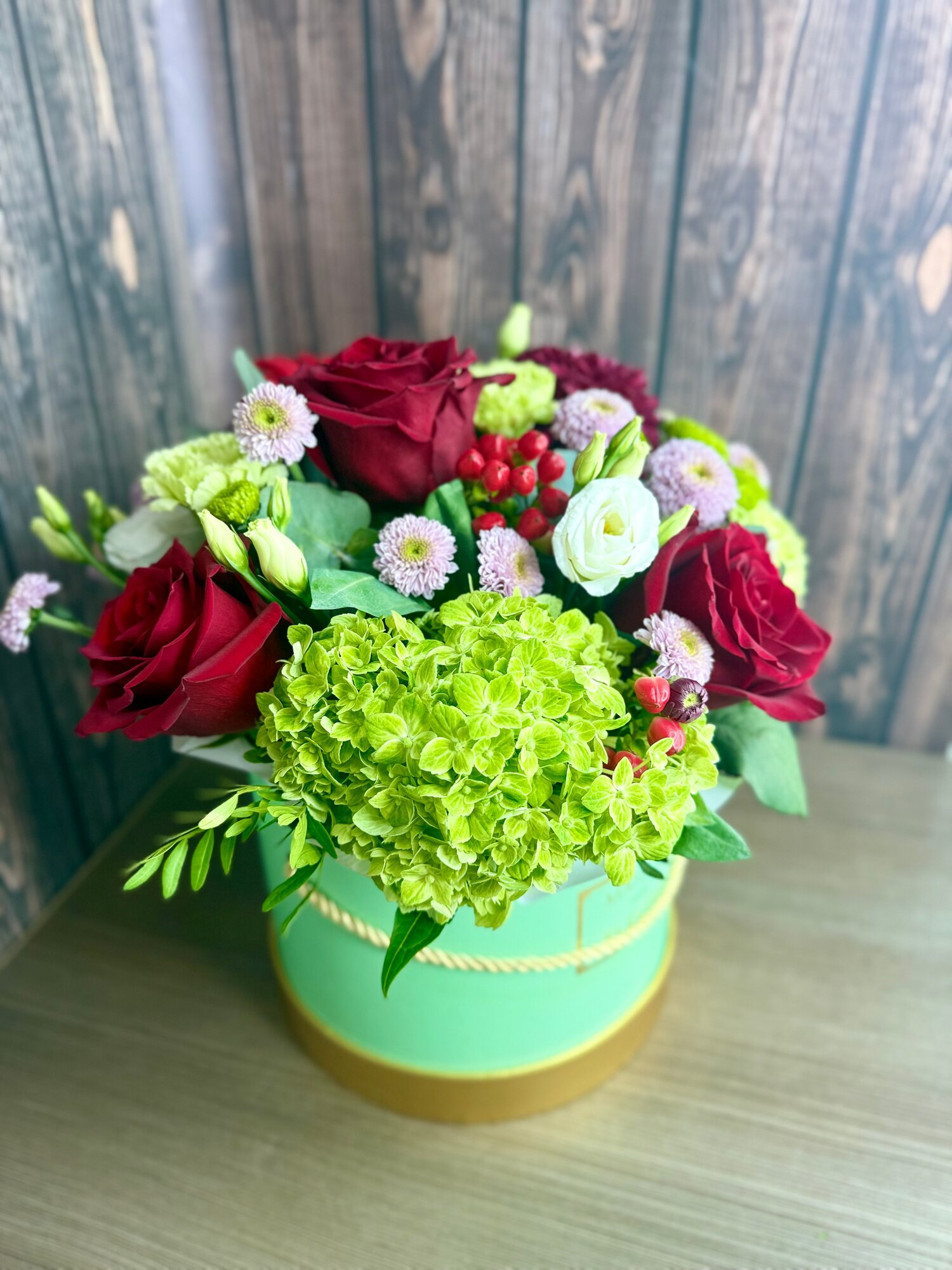 Живые цветы в шляпной коробке с гортензией, бордовой розой, для любого случая, для мамы, девушки