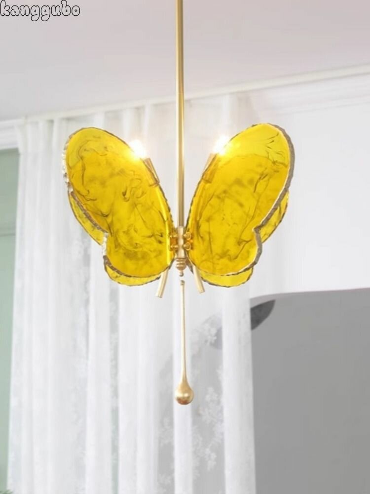 Стеклянная люстра в форме бабочки