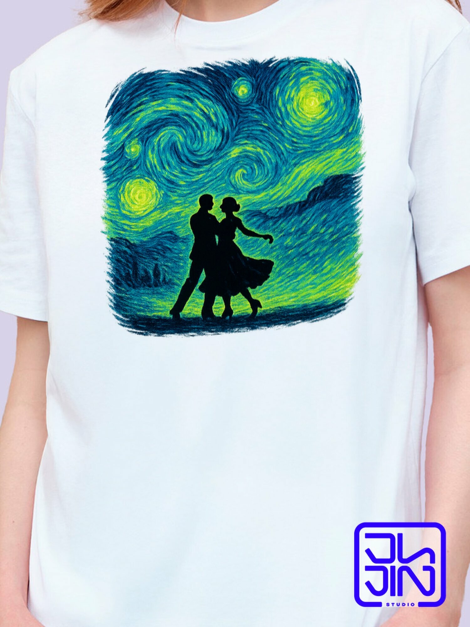 Футболка классическая женская с авторским принтом Танцующая пара в черно-синих, черно-зеленых тонах под звездным небом с луной, белый хлопковый трикотаж с прикольным рисунком на груди