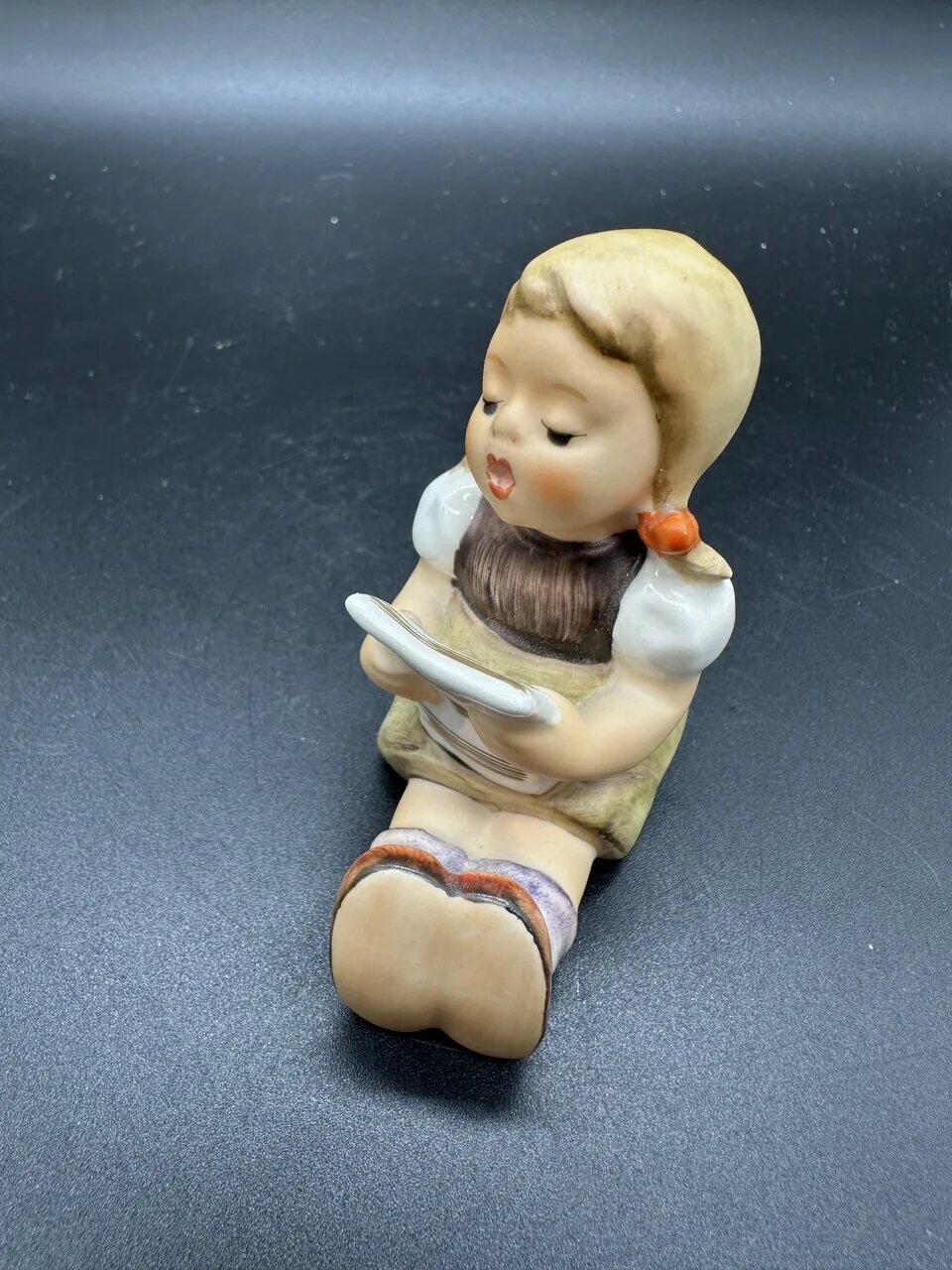 Статуэтка Маленькая Певица фарфор Hummel Goebel