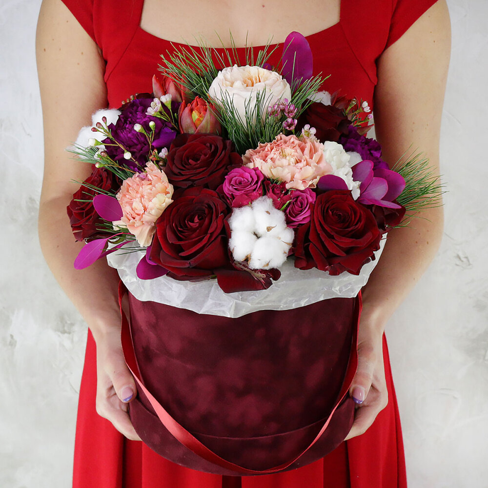 Букет Букет Маркет "Козерог", из роз, гвоздик, тюльпанов, в бархатной коробке