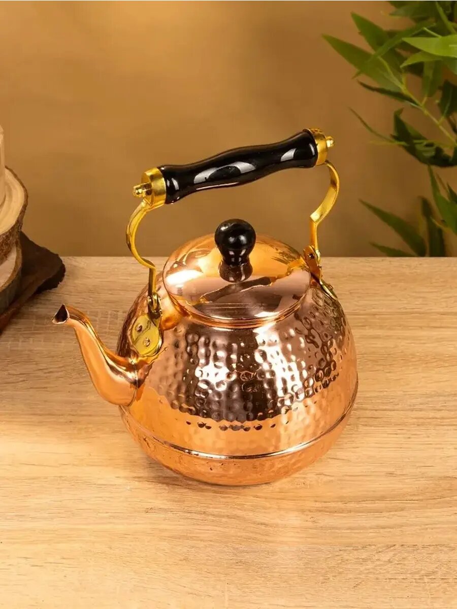 Стильный медный чайник для кухни