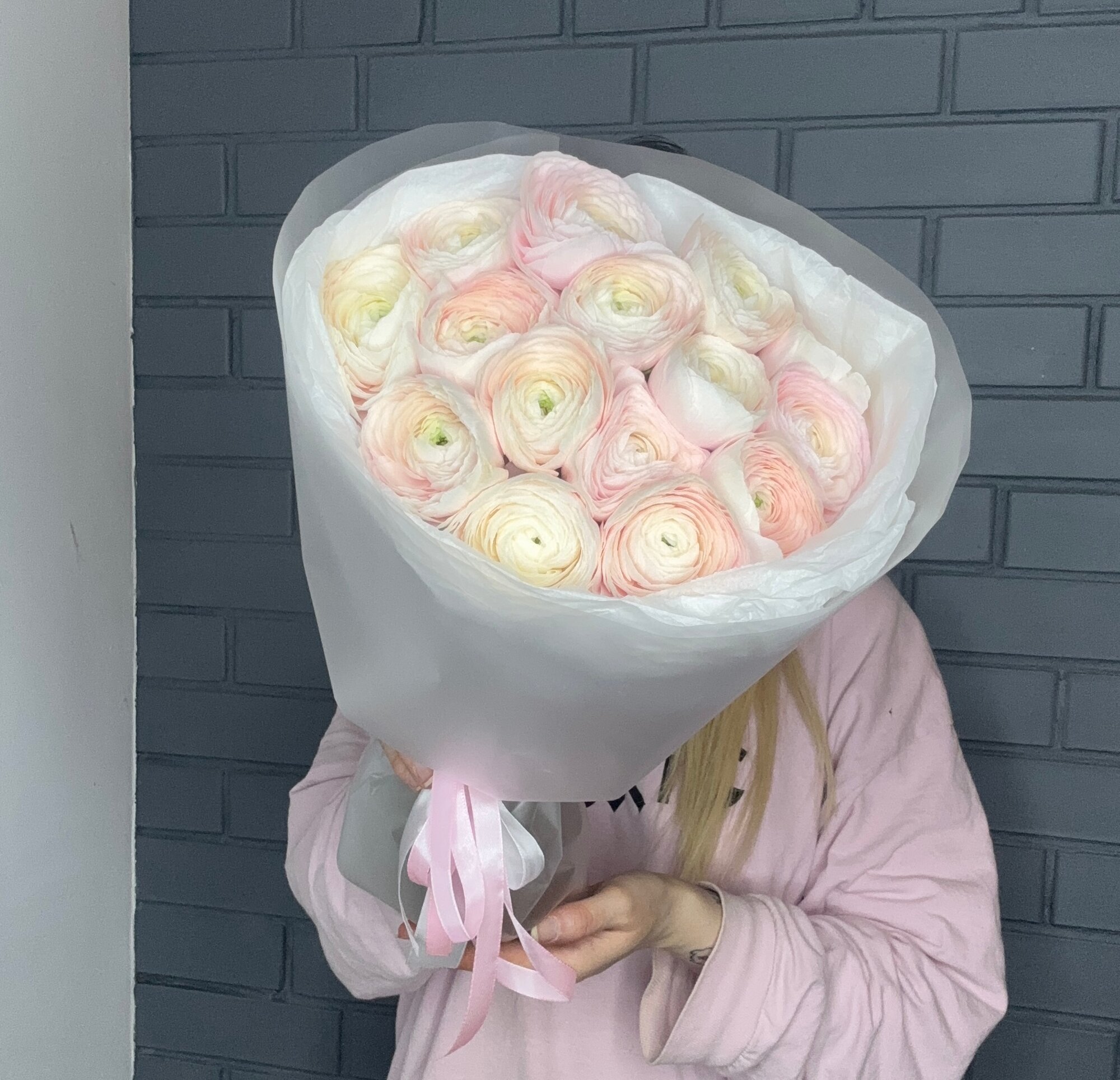 Миниатюрный букет светло-розовые трендовые ранукулюсы (15 штук)