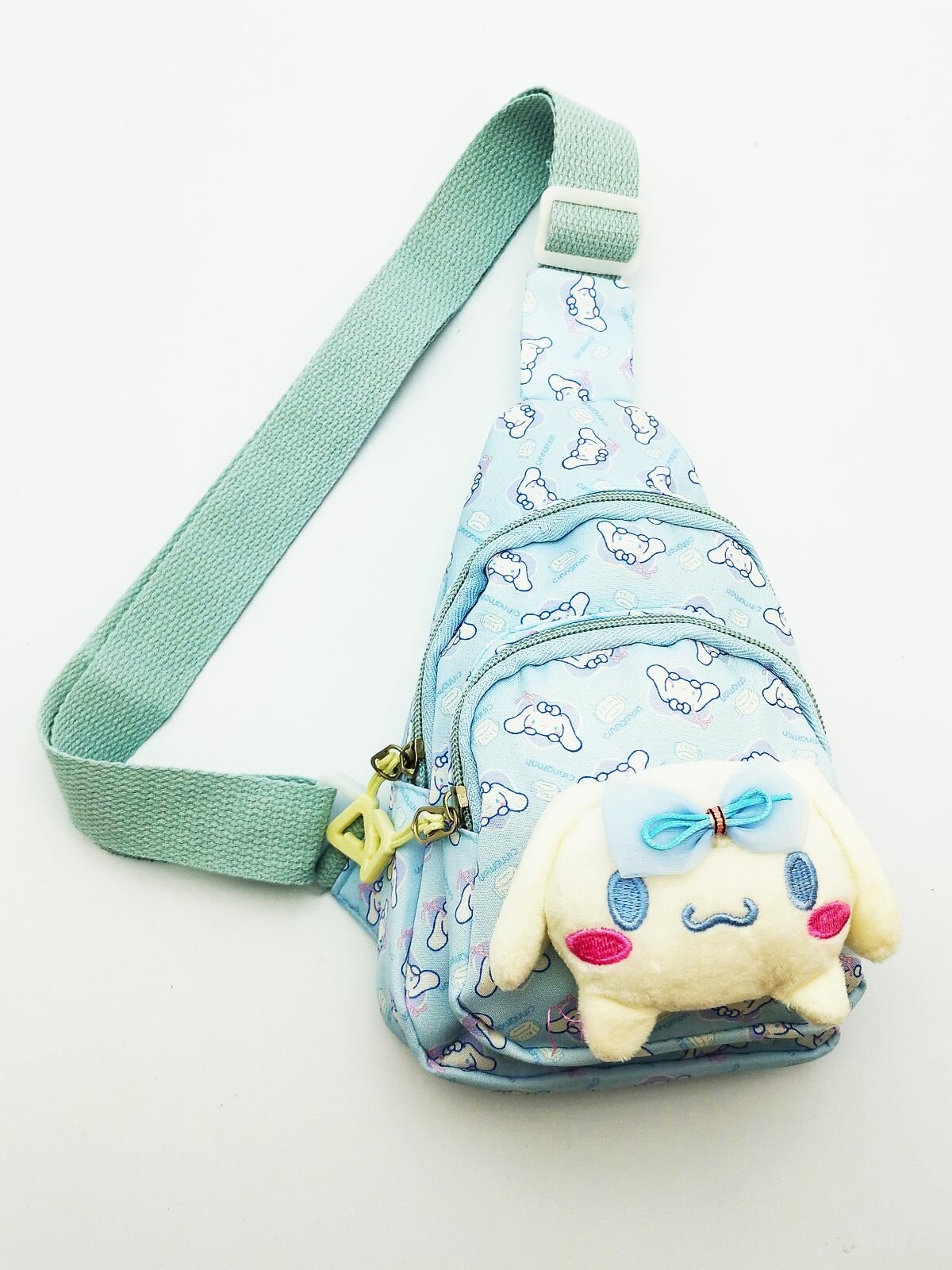 Рюкзак детский на плечо Синнаморолл с игрушкой, цвет - голубой / Рюкзачок Cinnamoroll для мелочей для девочки, сумка для телефона