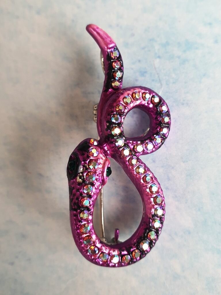 Брошь, стразы