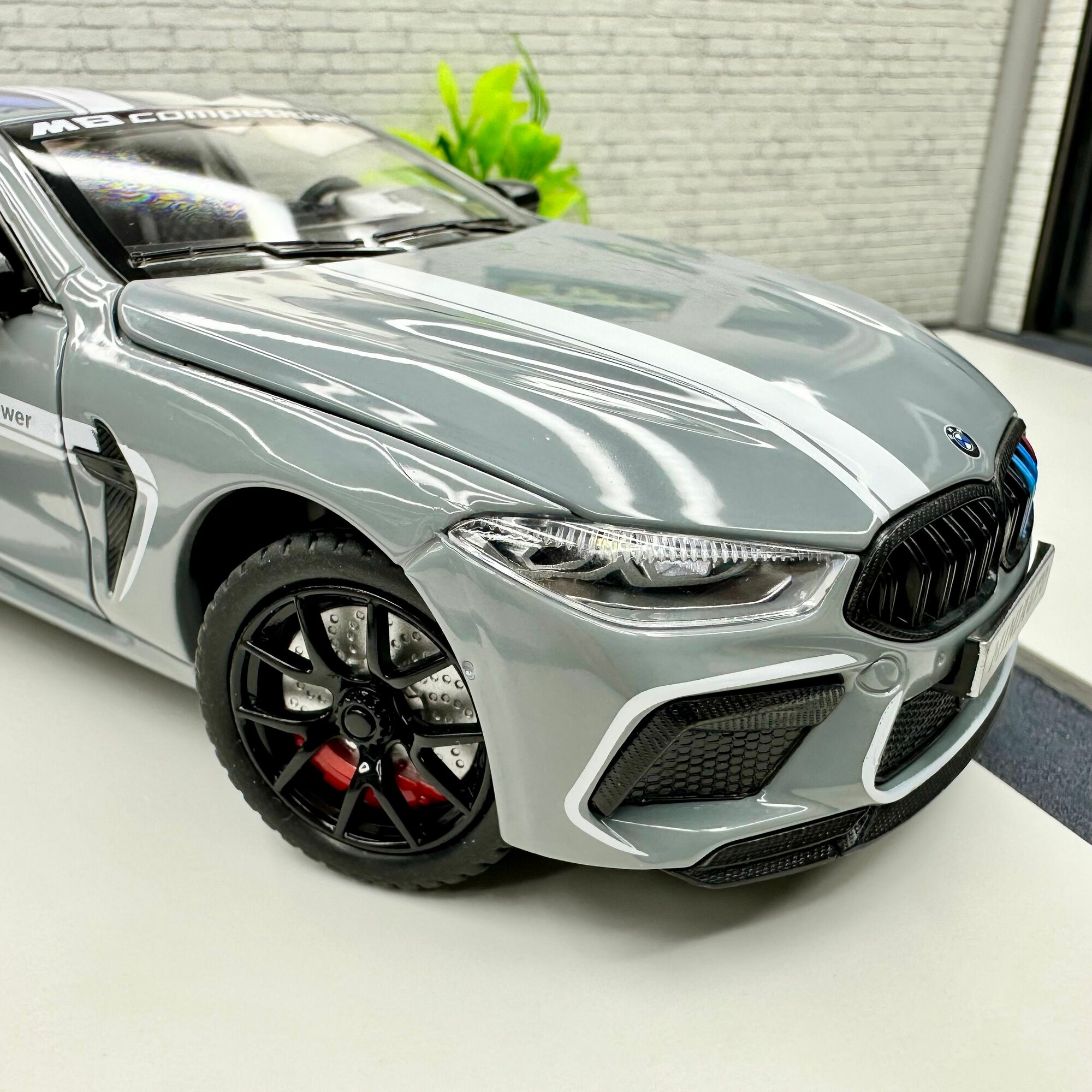 Металлическая машинка BMW M8