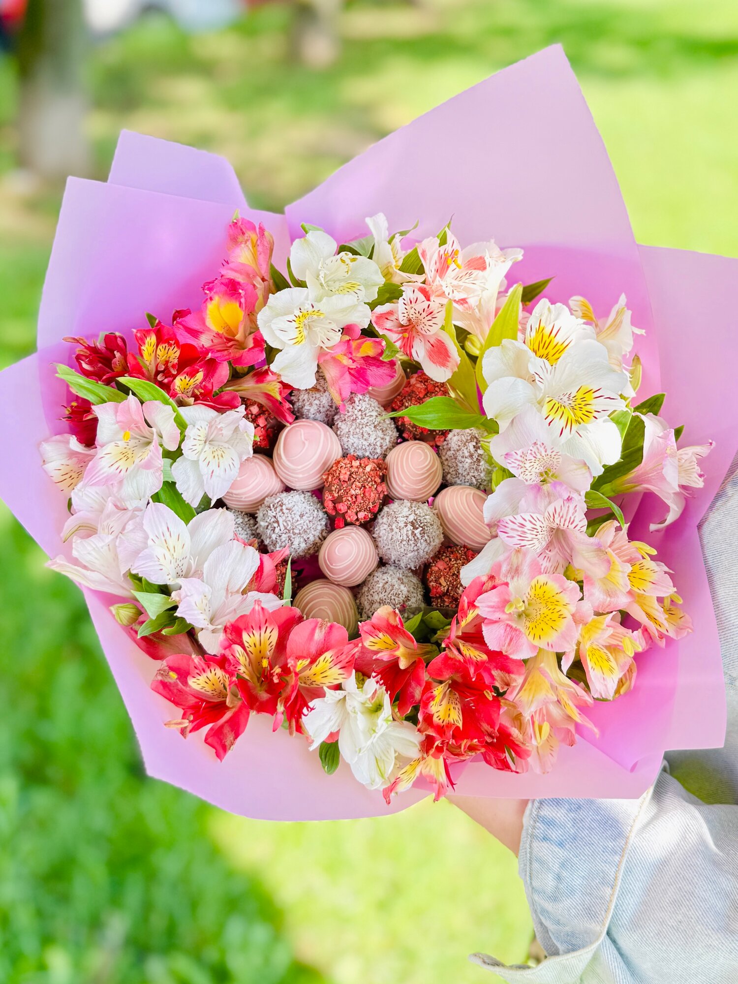 Авторский букет с альстромерией микс и клубникой в шоколаде "Прелесть", подарок для любимой девушки, жены, мамы