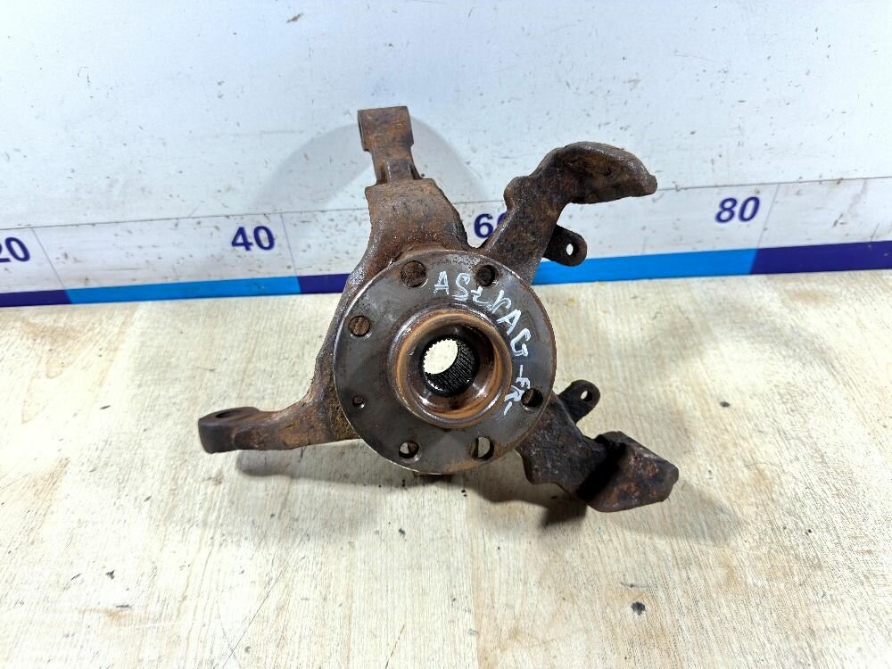 Кулак передний правый Opel Astra G