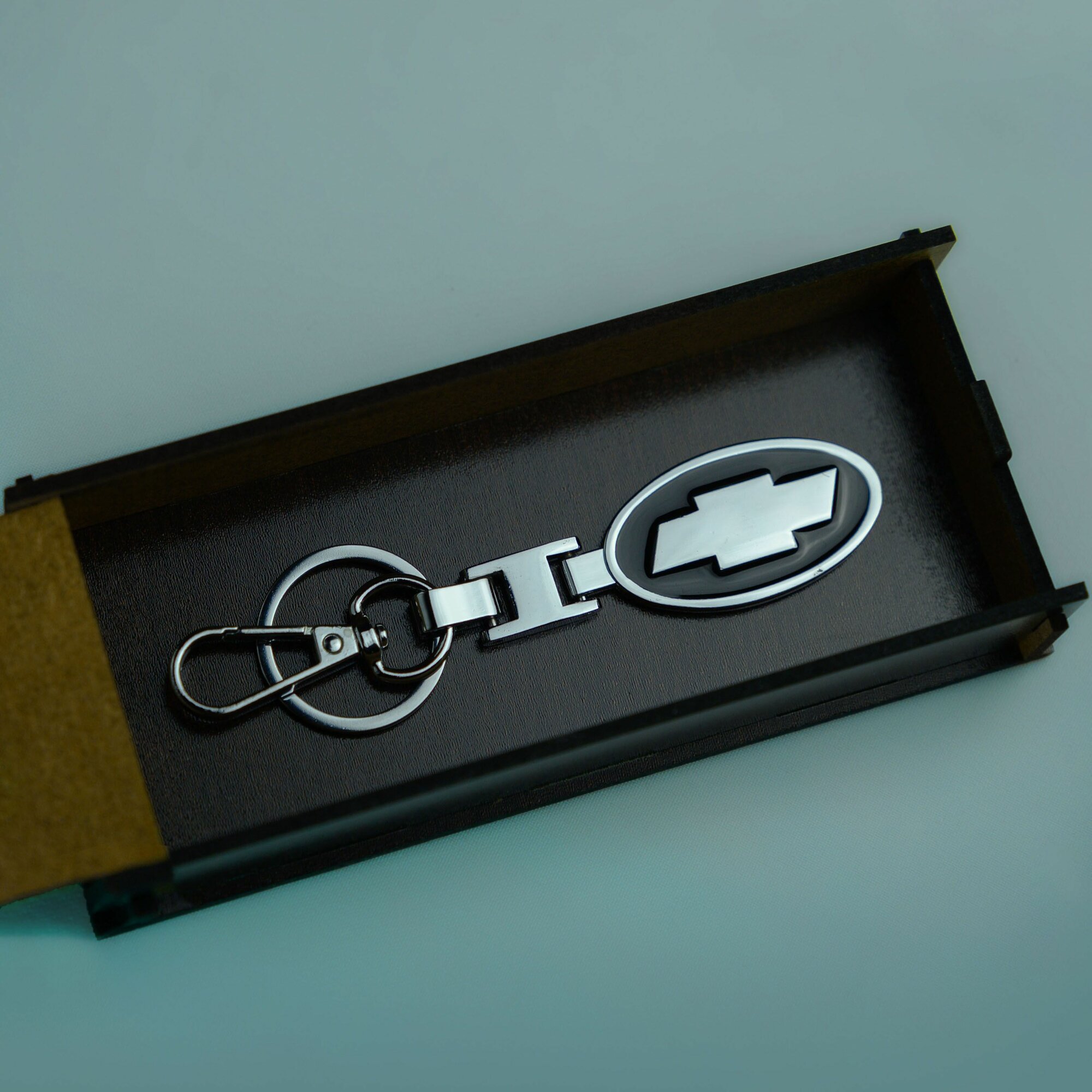 Автомобильный брелок металл в подарочной коробке Шевроле