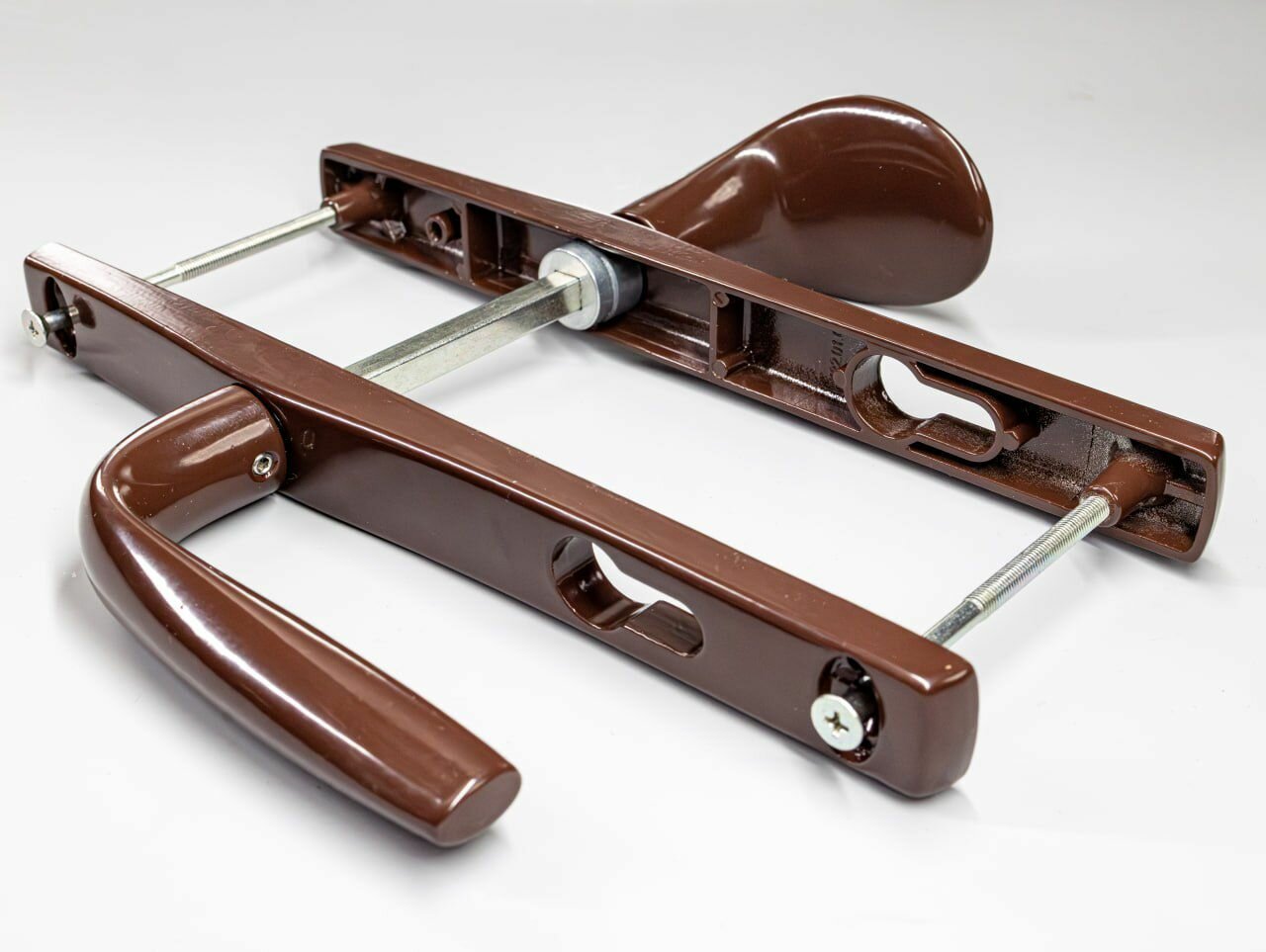 Ручка для калитки нажимная-ухват на планке, коричневый (нажимной гарнитур)