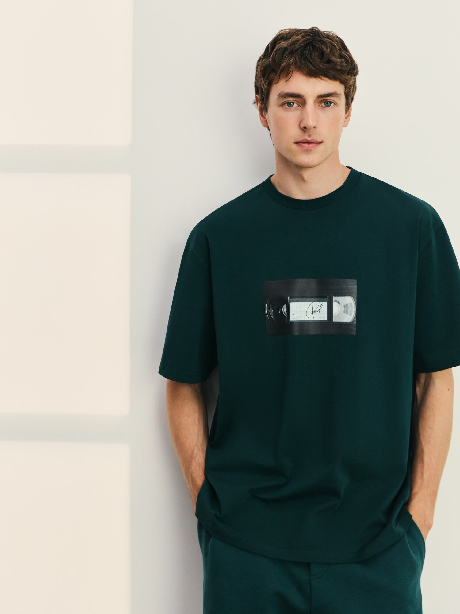 Футболка с принтом и вышивкой