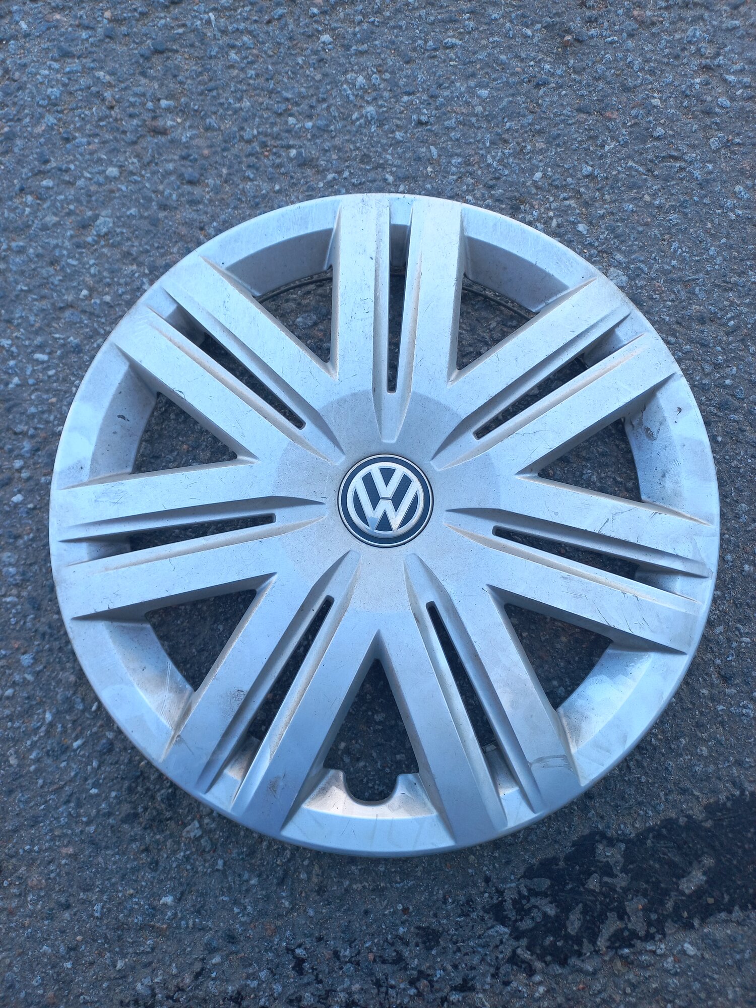 Колпак Volkswagen R14. Испания. Оригинал. Без сколов и трещин.На трех - все крепления целые. На одном,Несколько креплений повреждены. Дополнительно крепить хомуты.