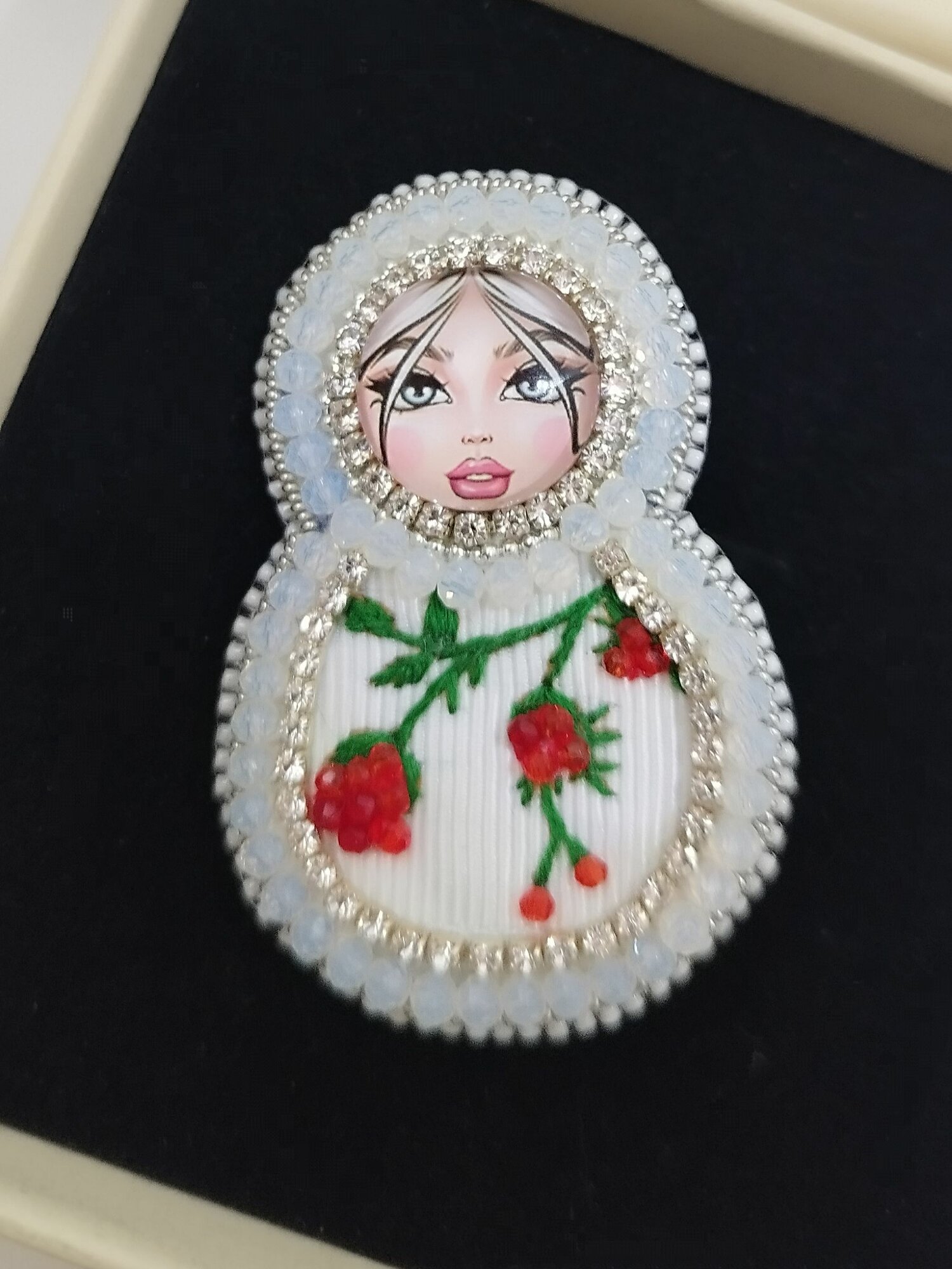 Брошь, стразы