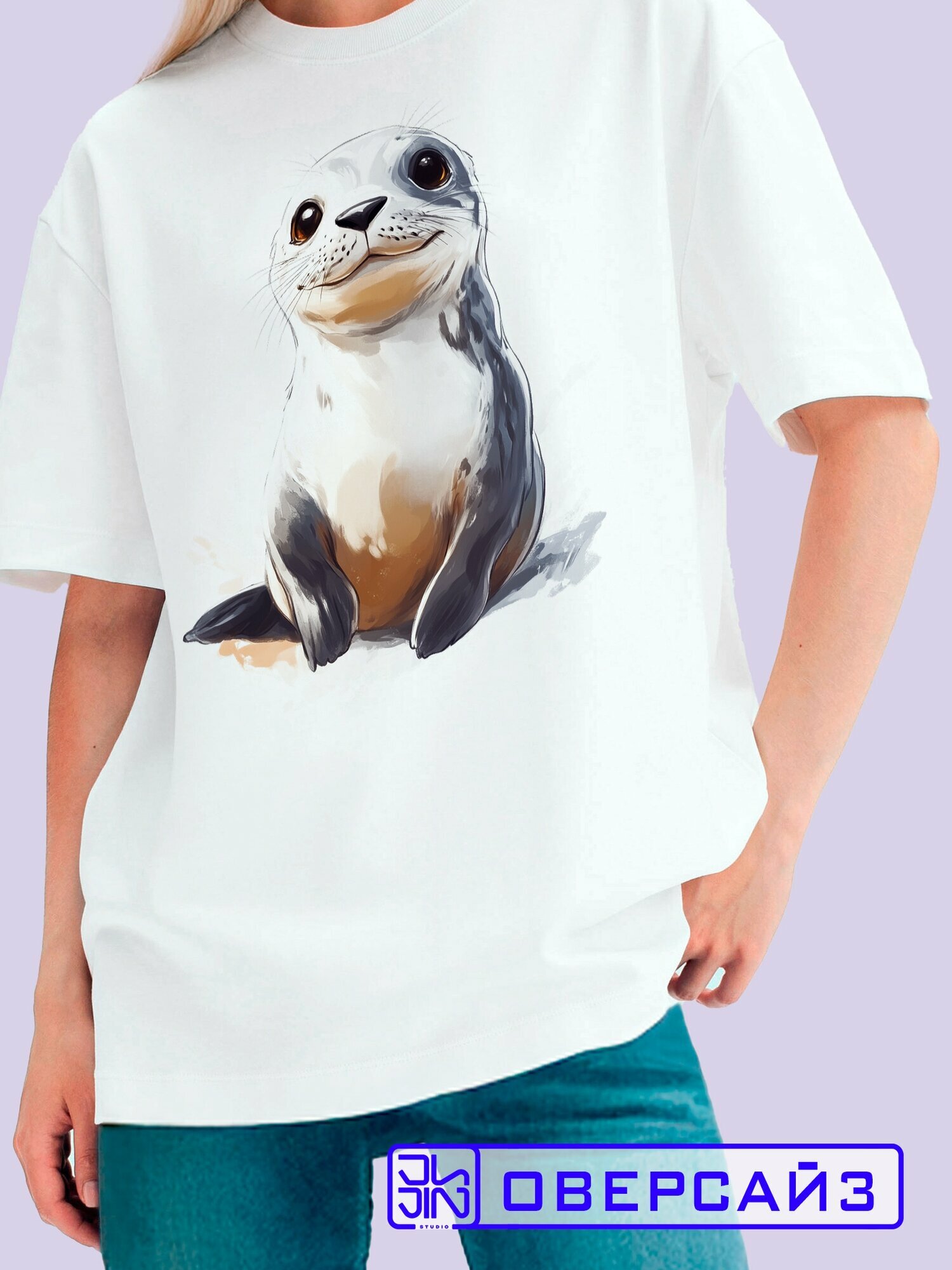 Футболка оверсайз женская с принтом Белый, светло-серый тюлень в стиле аниме среди природы с животными, белый хлопковый трикотаж с прикольным рисунком на груди