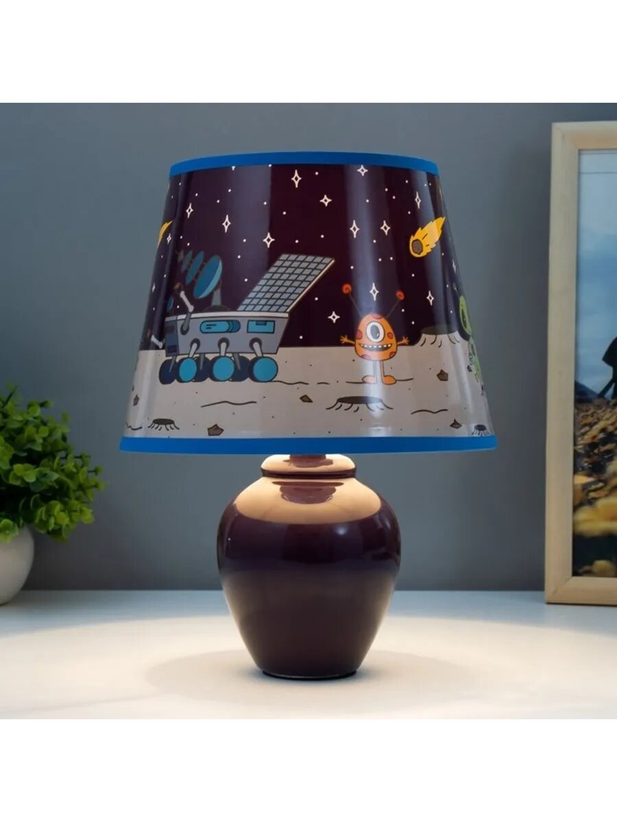Фиолетовая настольная лампа в космическом стиле