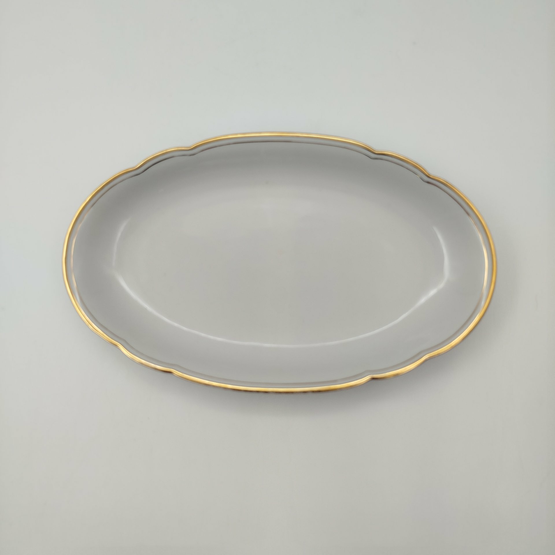 Блюдо (селёдочница) с фигурным бортом, фарфор, золочение, Kahla, Германия, 1968-1987 гг.