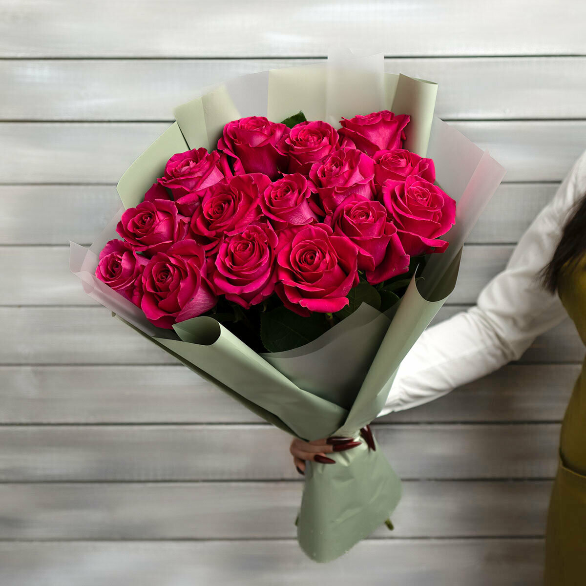15 малиновых роз в упаковке, Эквадор, 50 см, от Букет Маркет