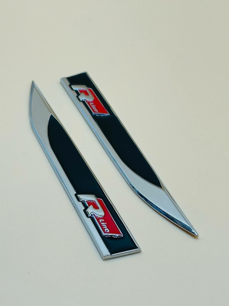 Шильдики R line на автомобиль на крылья 2шт