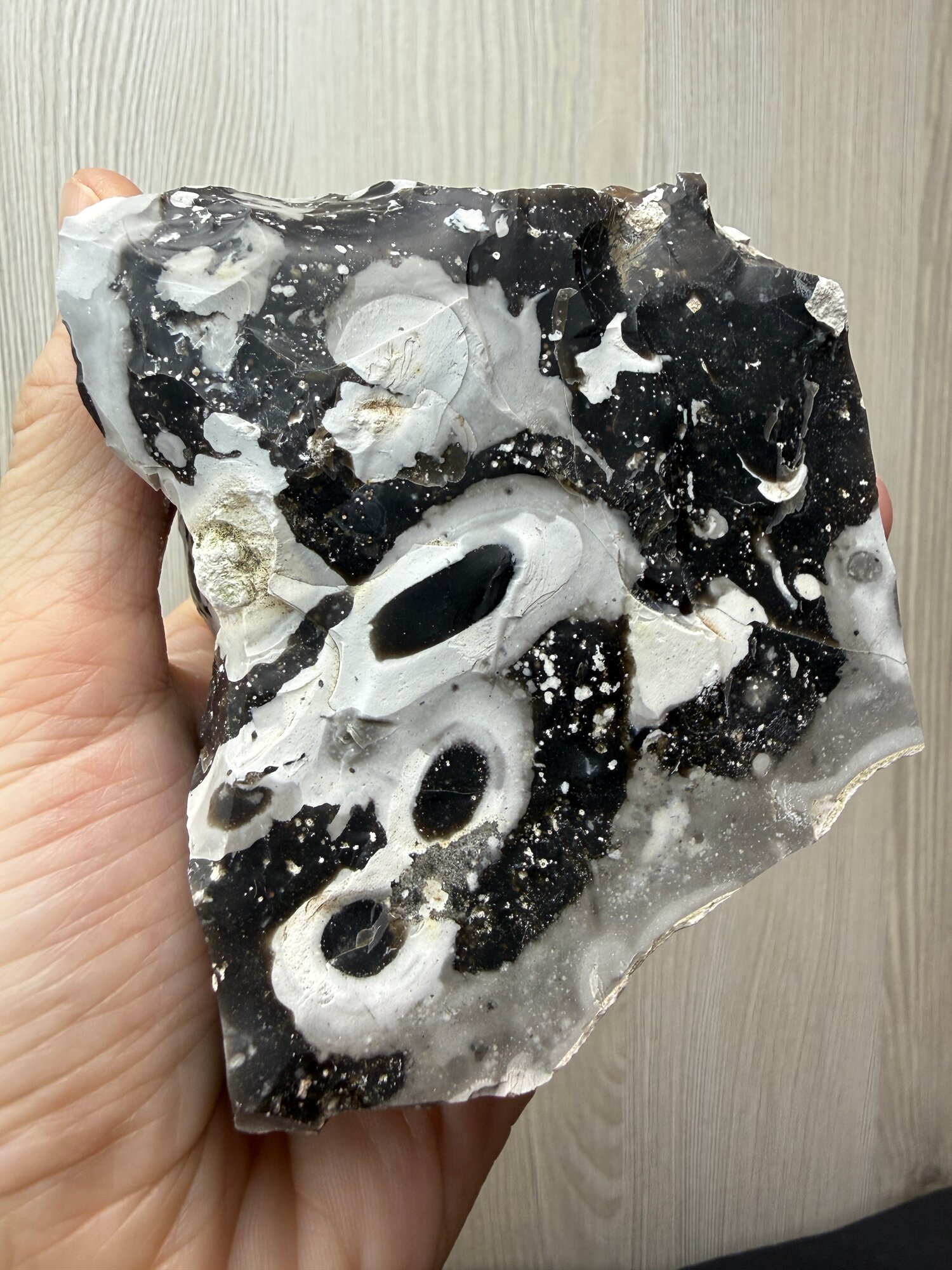 Кремень полихромный рисунчатый, крупный образец для коллекций и музеев, 512 гр