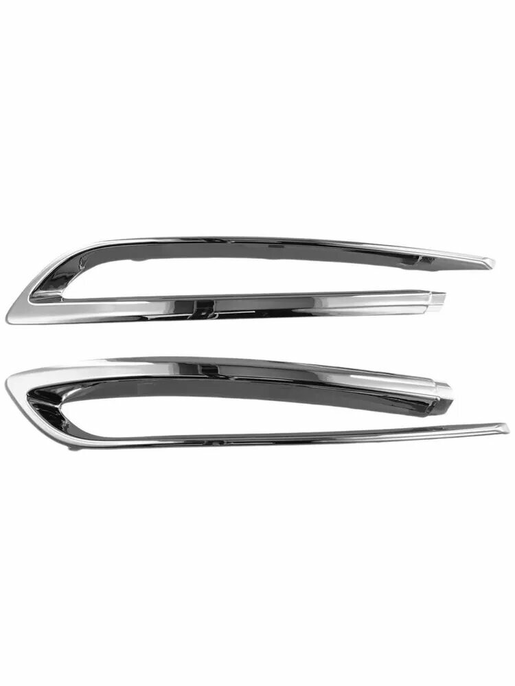 Спойлер автомобиля серебристого цвета, улучшает производительность, прост в установке, надежный.