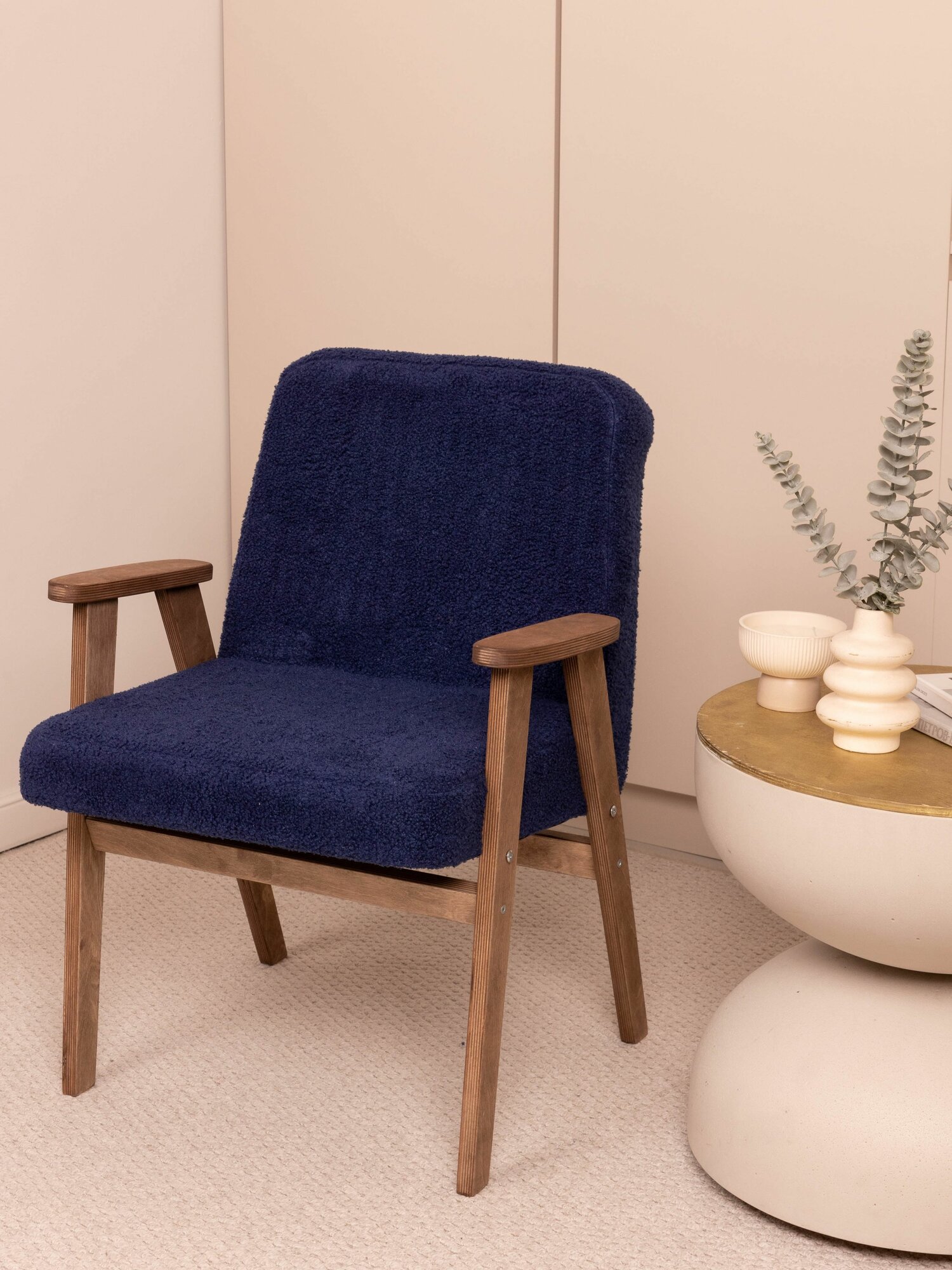 Кресло мягкое для дома и дачи Галант на высоких деревянных ножках с подлокотниками