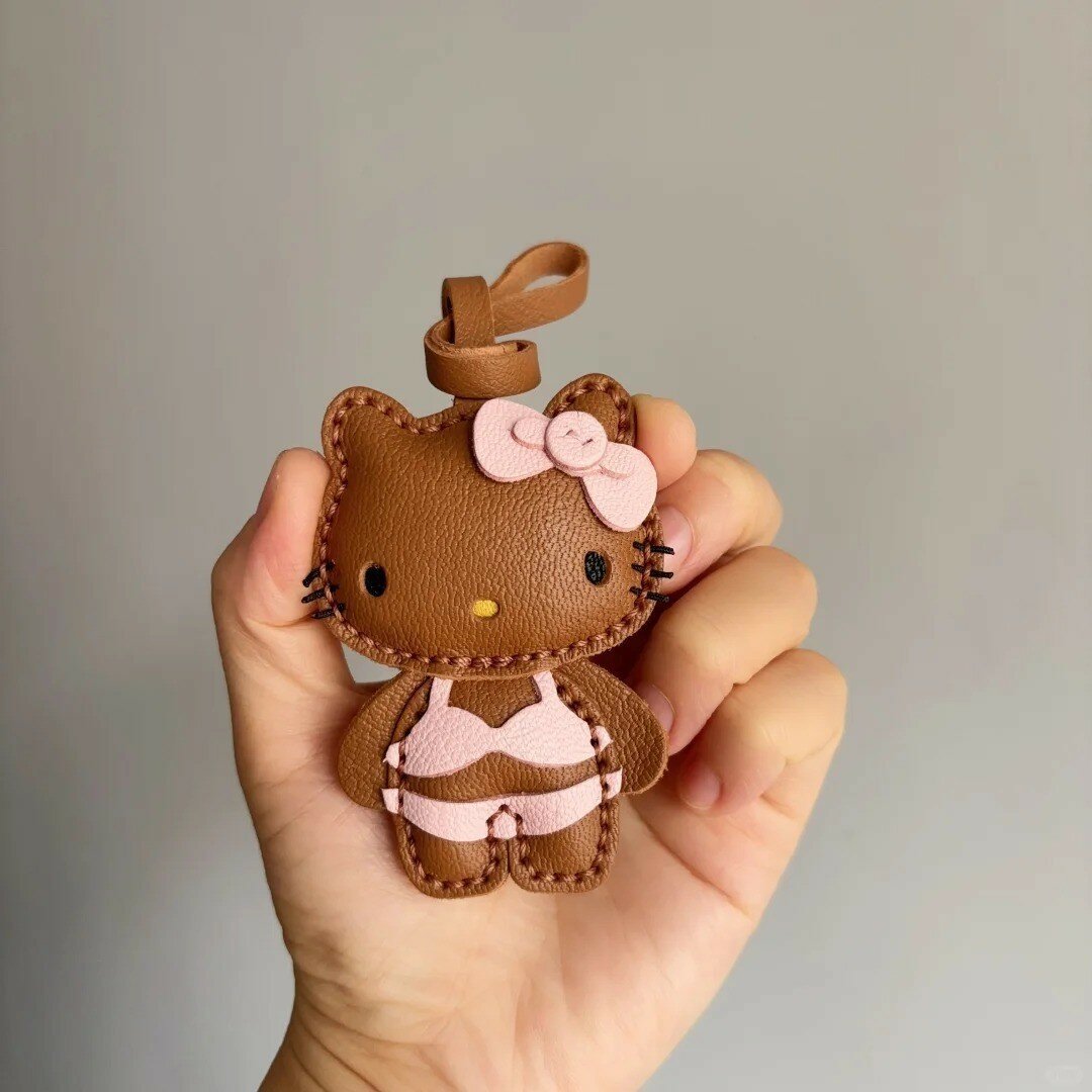 Кулон из искусственной кожи с мультяшным Hello Kitty, сладкий персонализированный брелок для купальника, высококачественное персонализированное украшение для автомобиля