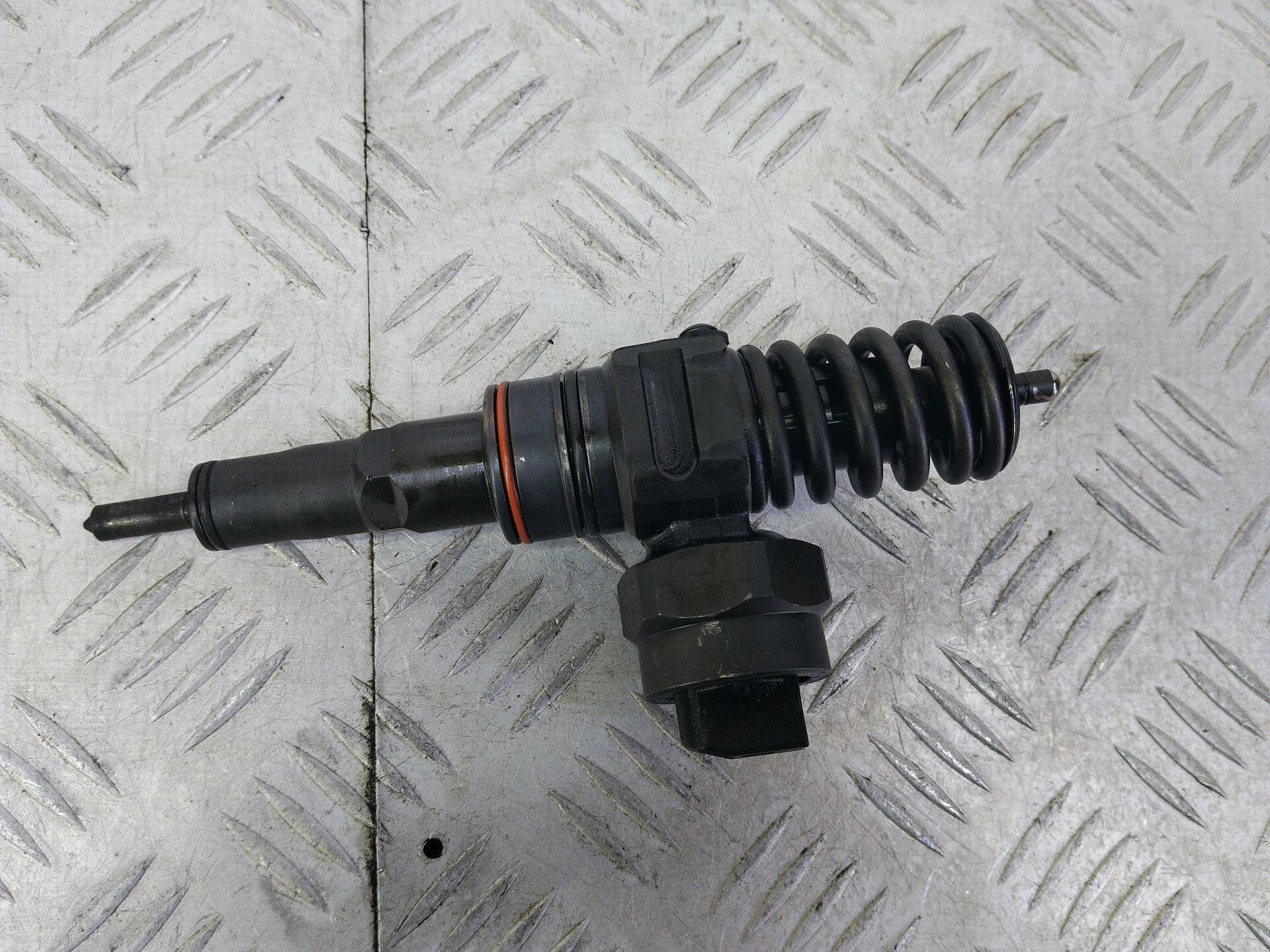 Форсунка топливная Volkswagen Passat B5 1999 038130073F