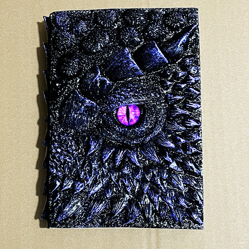 Канцелярские принадлежности "Dragon Eye Notebook Abyss Gazer", фиолетовая обложка, 3D тиснение
