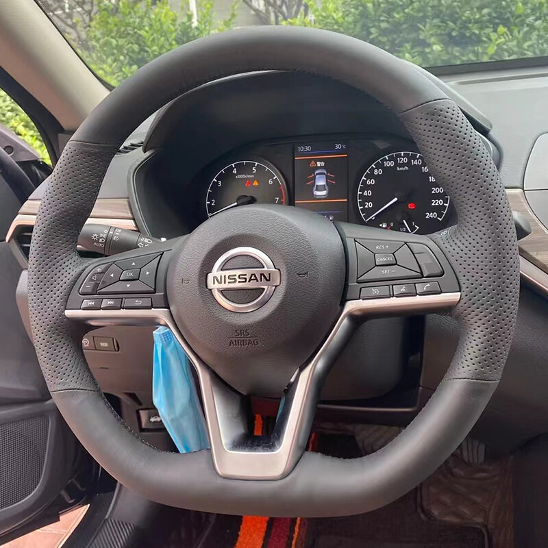 Чехол для руля Nissan Kicks 2019-2023 из микрофибры с черной строчкой и перфорацией