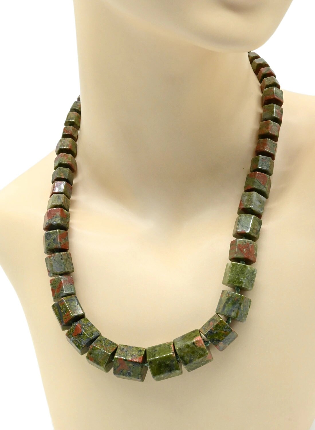 Колье, яшма