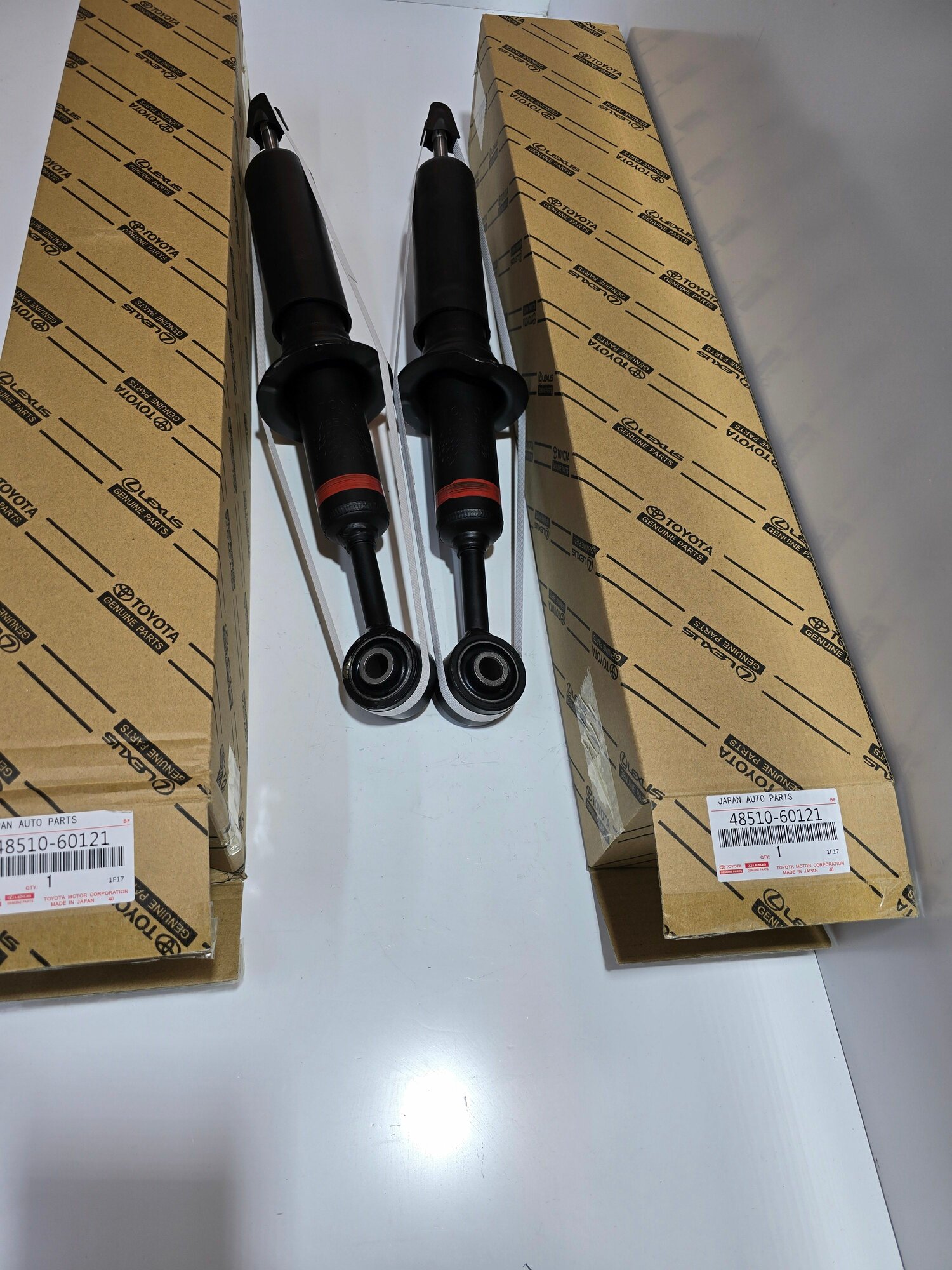 Амортизатор передний левый / правый (комплект 2 штуки) LC Prado 120 02-, Lexus GX 470 02-