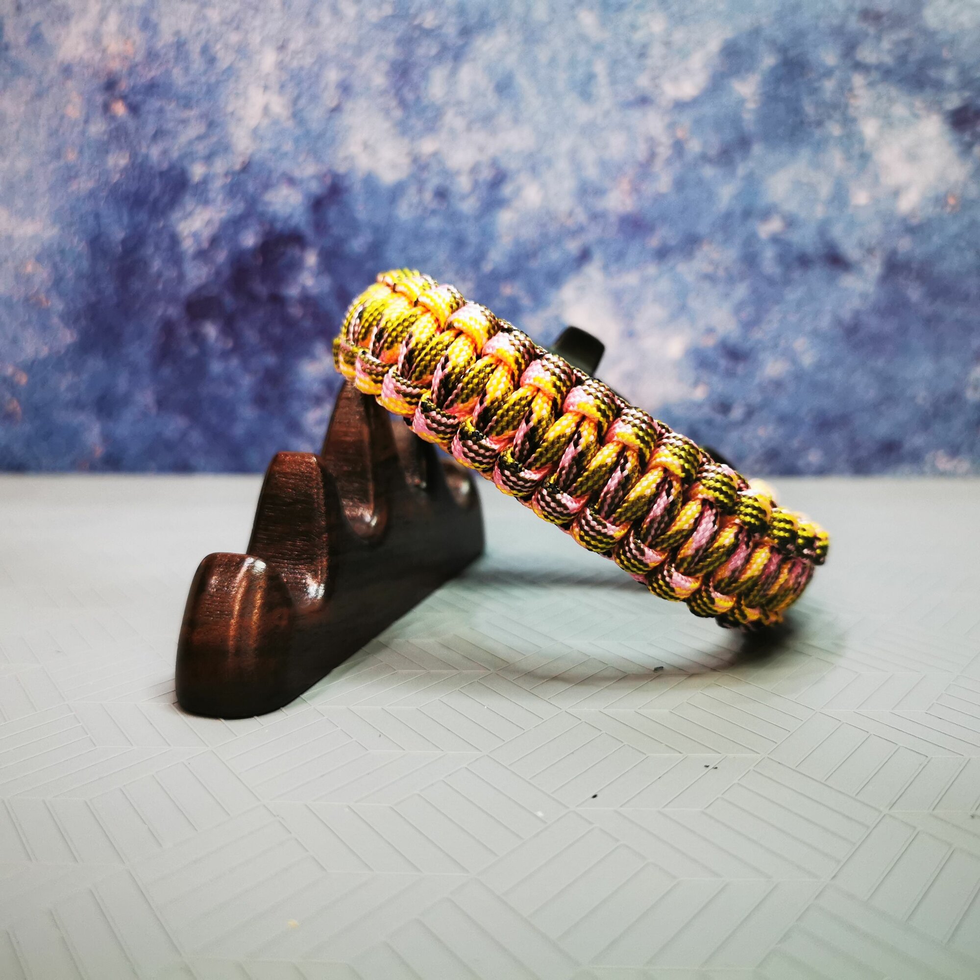 Плетеный браслет, пластик