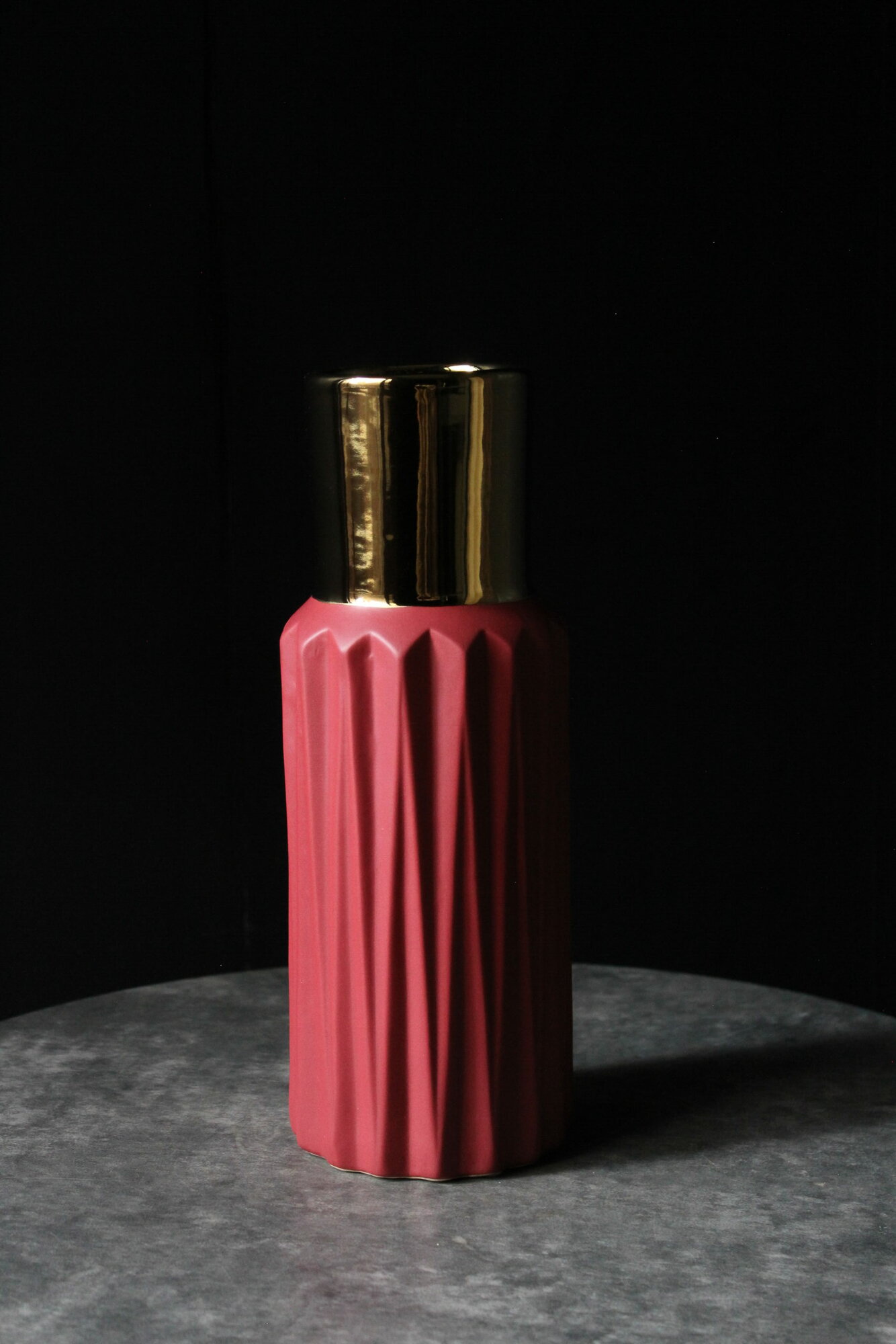 Ваза красная с золотым высокая от студии цветов клумба. москва