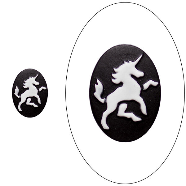 Камея акриловая, 18х13мм, геральдический единорог, белый на черном, 1 шт.