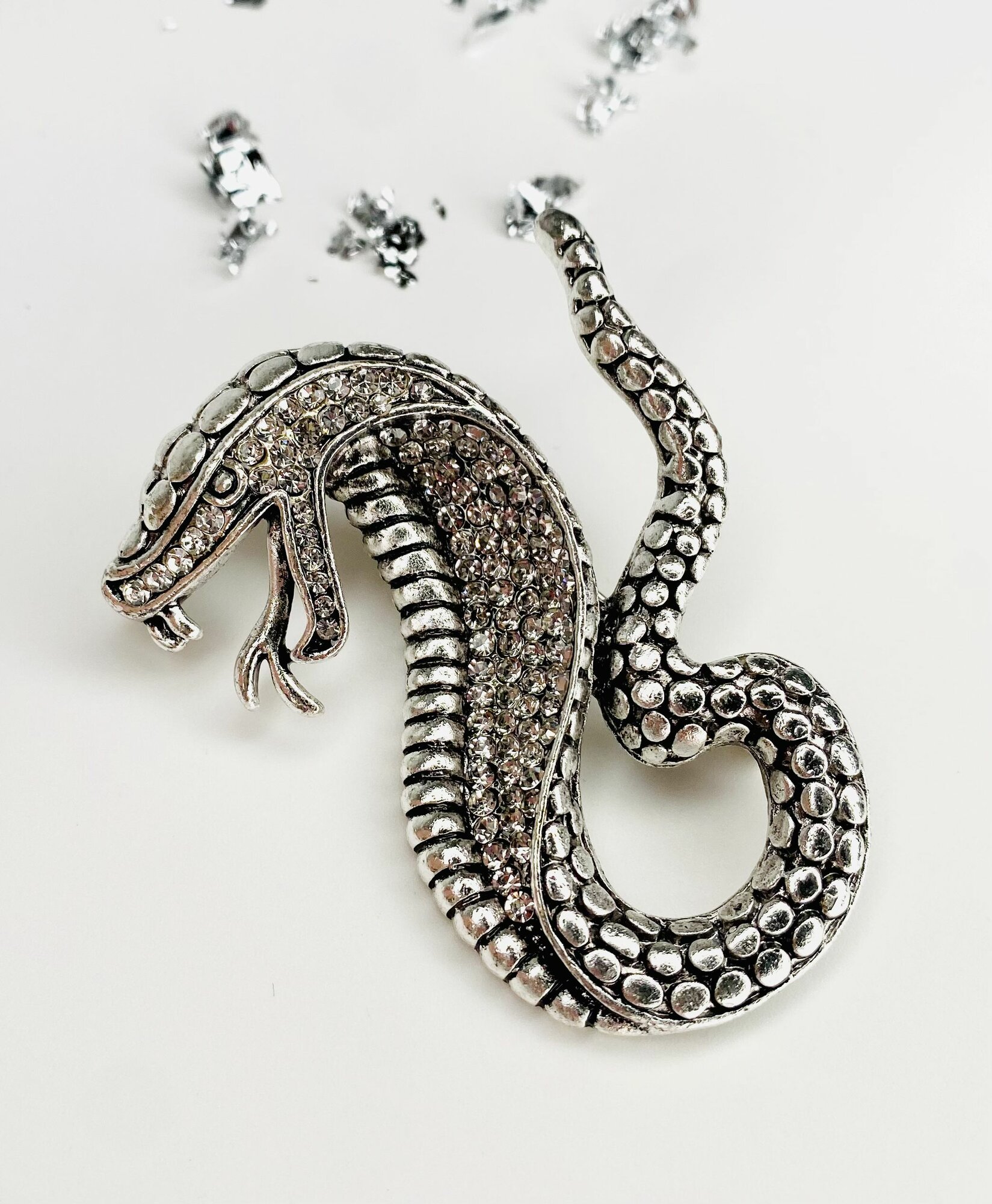 Брошь, стразы, искусственный камень