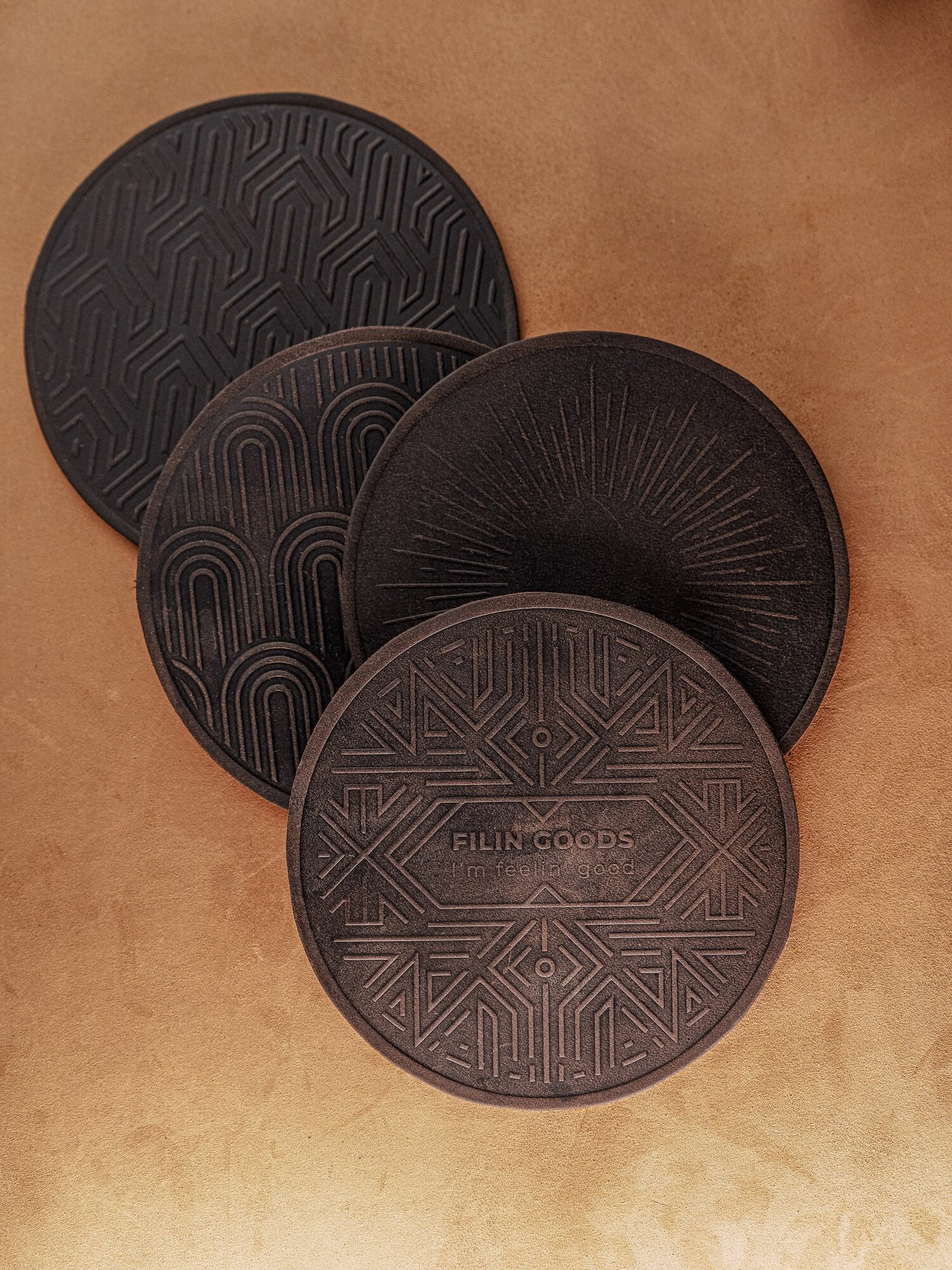 Набор подставок из натуральной кожи под бокалы - 4 бирдекеля / Кожаные костеры под стакан.