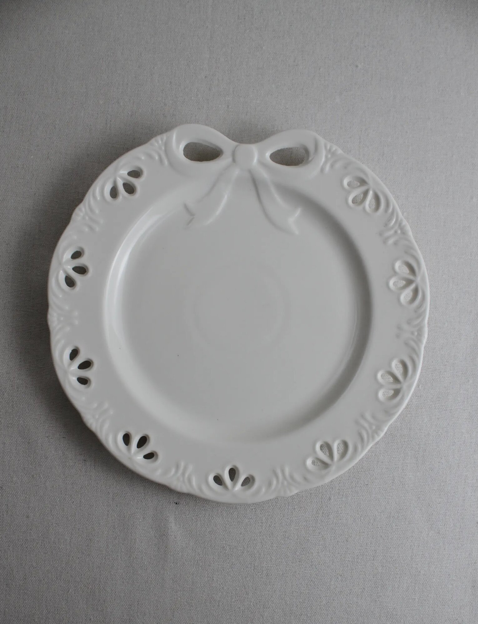 Тарелка десертная с ажурным бантом, 20 см, фарфор