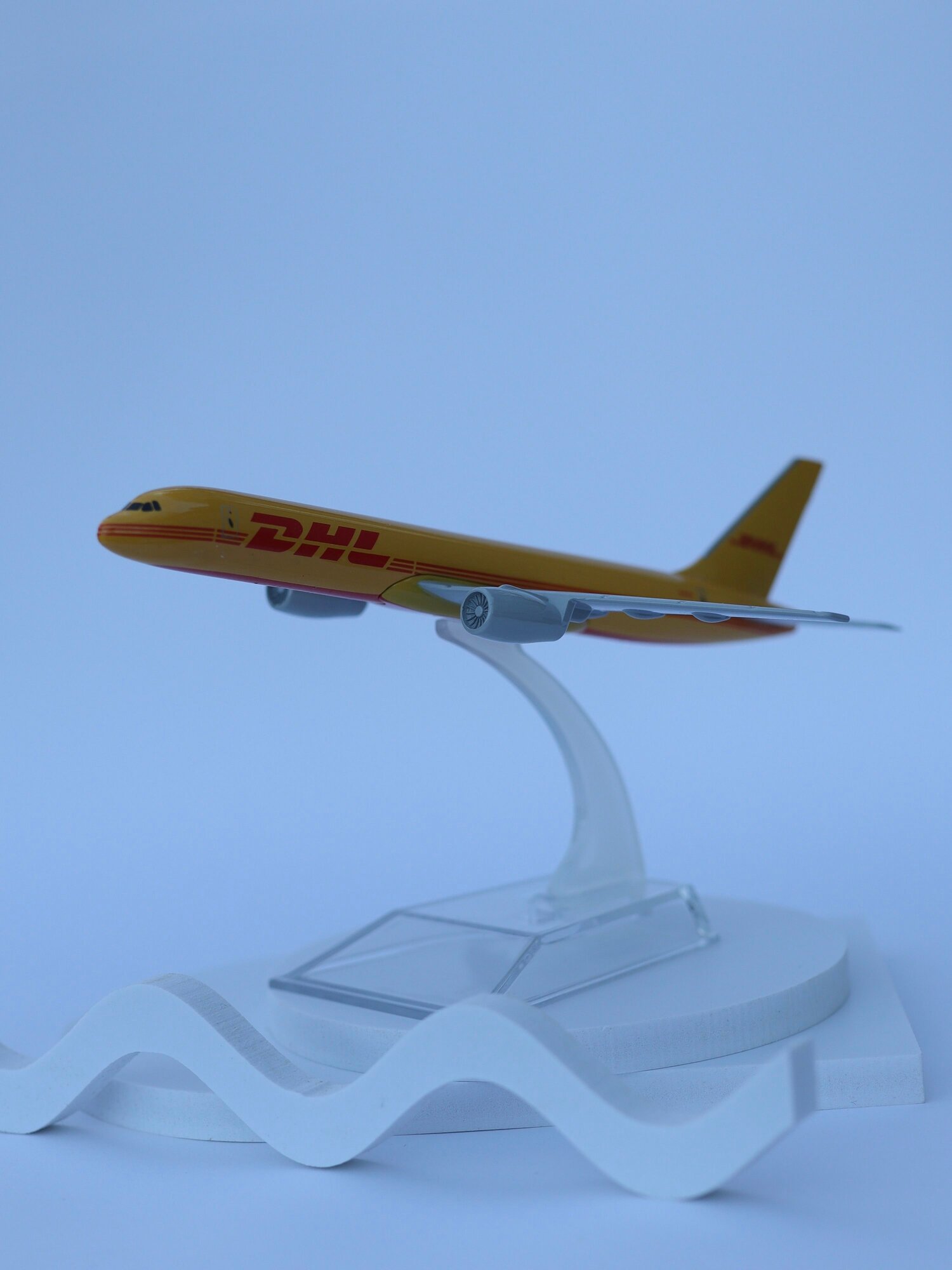 Металлическая модель самолета DHL
