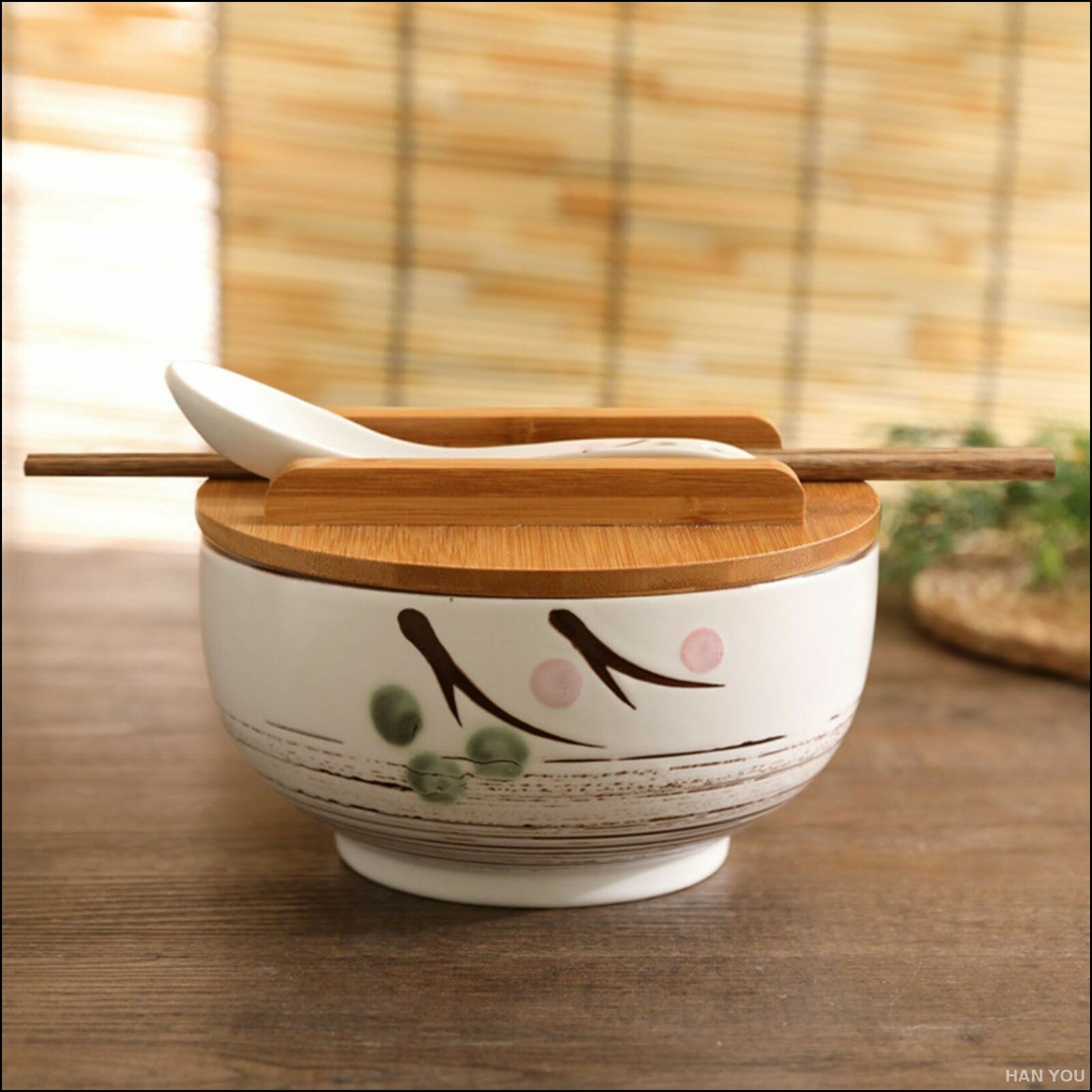 Эксклюзивная японская пиала для лапши с крышкой выполнена из керамики