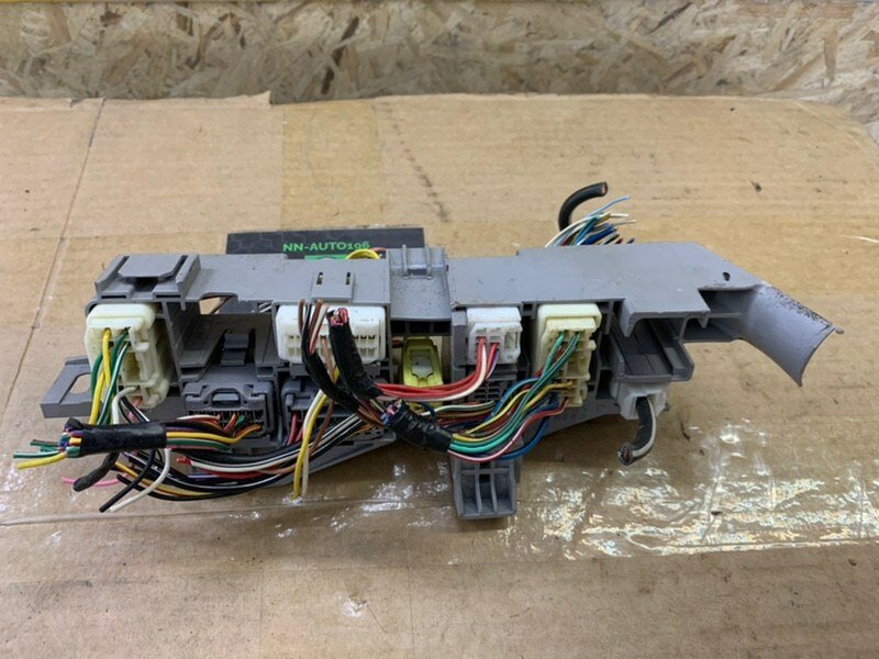 Блок предохранителей Toyota Corolla E120 4ZZFE 2004 (б/у) 7894561