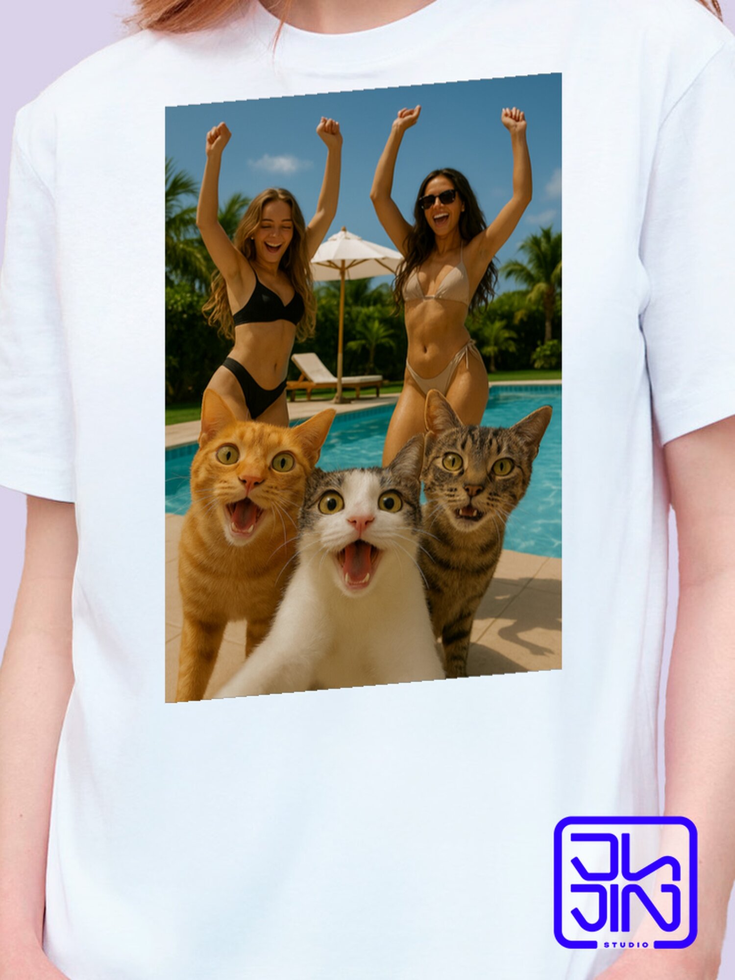 Футболка классическая женская с авторским принтом Кошка смешная, забавная у голубого, небесного бассейна с женщинами и мемами, белый хлопковый трикотаж с прикольным рисунком на груди
