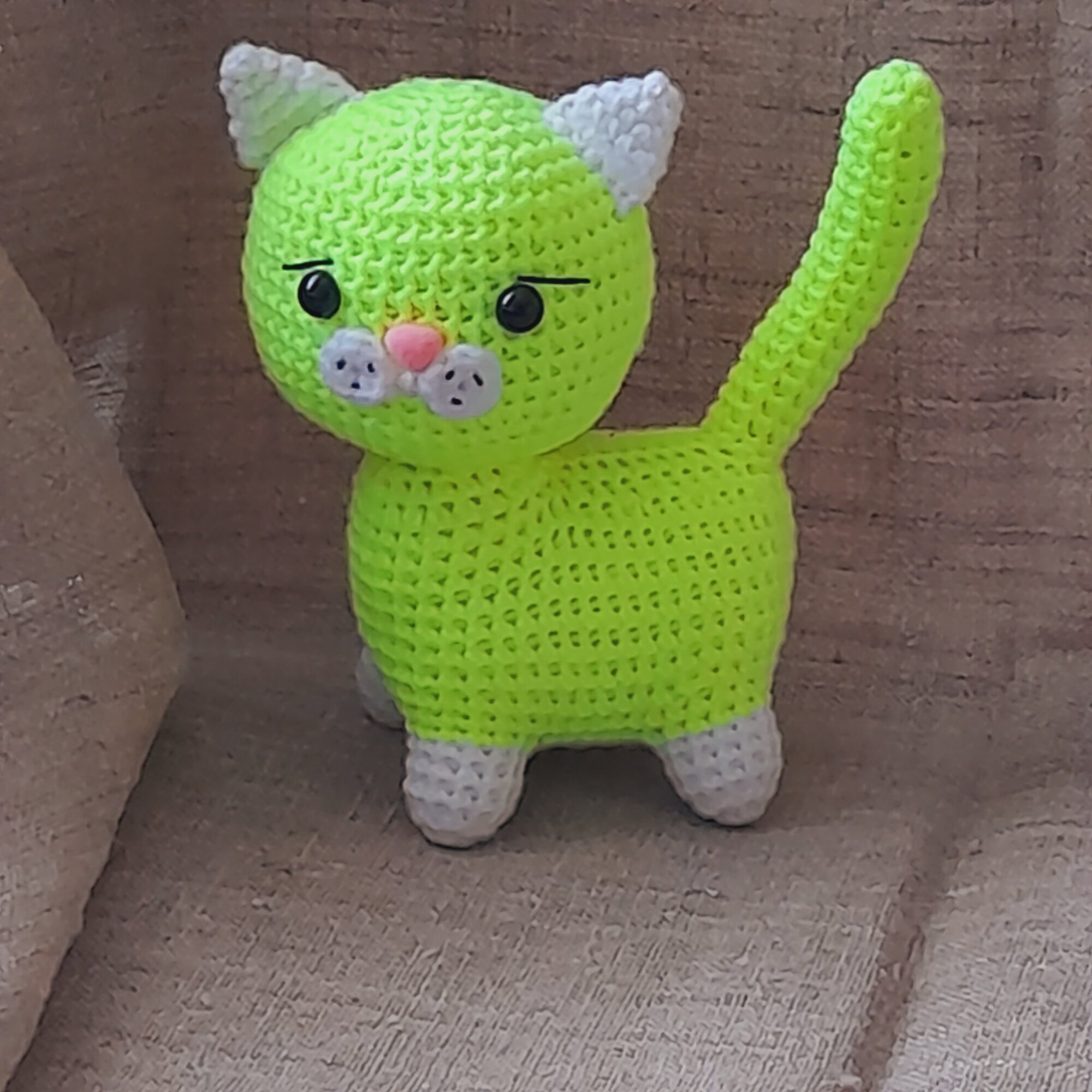 Мягкая, вязаная игрушка ручной работы кошка