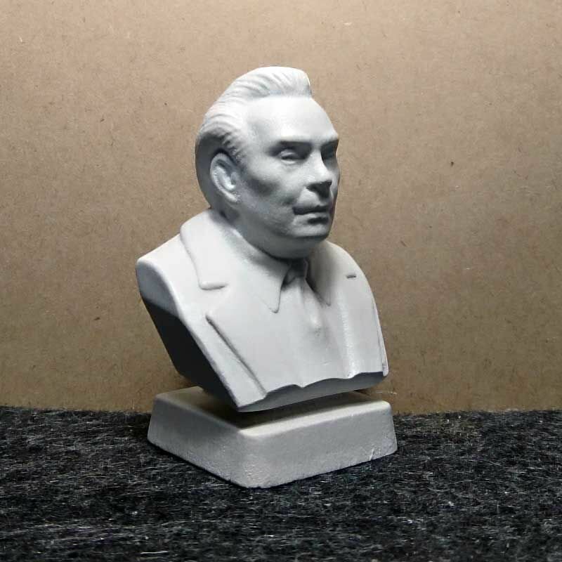 Бюст Брежнева в костюме из белого камня высотой 60мм.