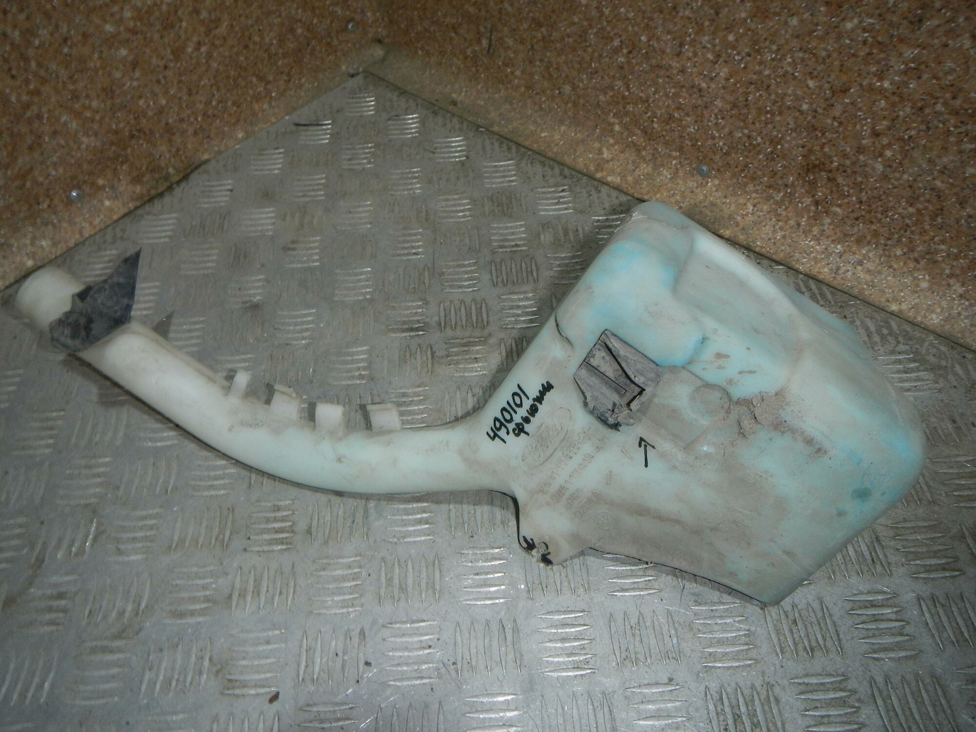 Б/У Бачок омывателя лобового стекла, Ford (Форд)-FUSION (02-12) FORD FUSION (02-12) Сломано 2 крепления,незначительная д...