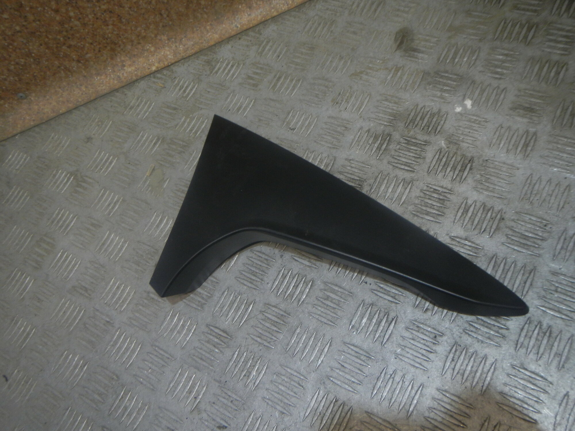 Б/У Накладка двери багажника, Mazda (Мазда)-CX-5 (17-) MAZDA CX-5 (17-) спойлера правая Сломано крепление. 570523 MAZDA а...