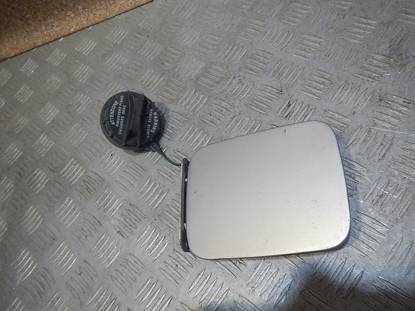 Б/У Лючок бензобака, Hyundai (Хендэ)-ACCENT (00-12) HYUNDAI ACCENT (00-12) С крышкой. Царапины. 434292 Hyundai-KIA арт. 6...