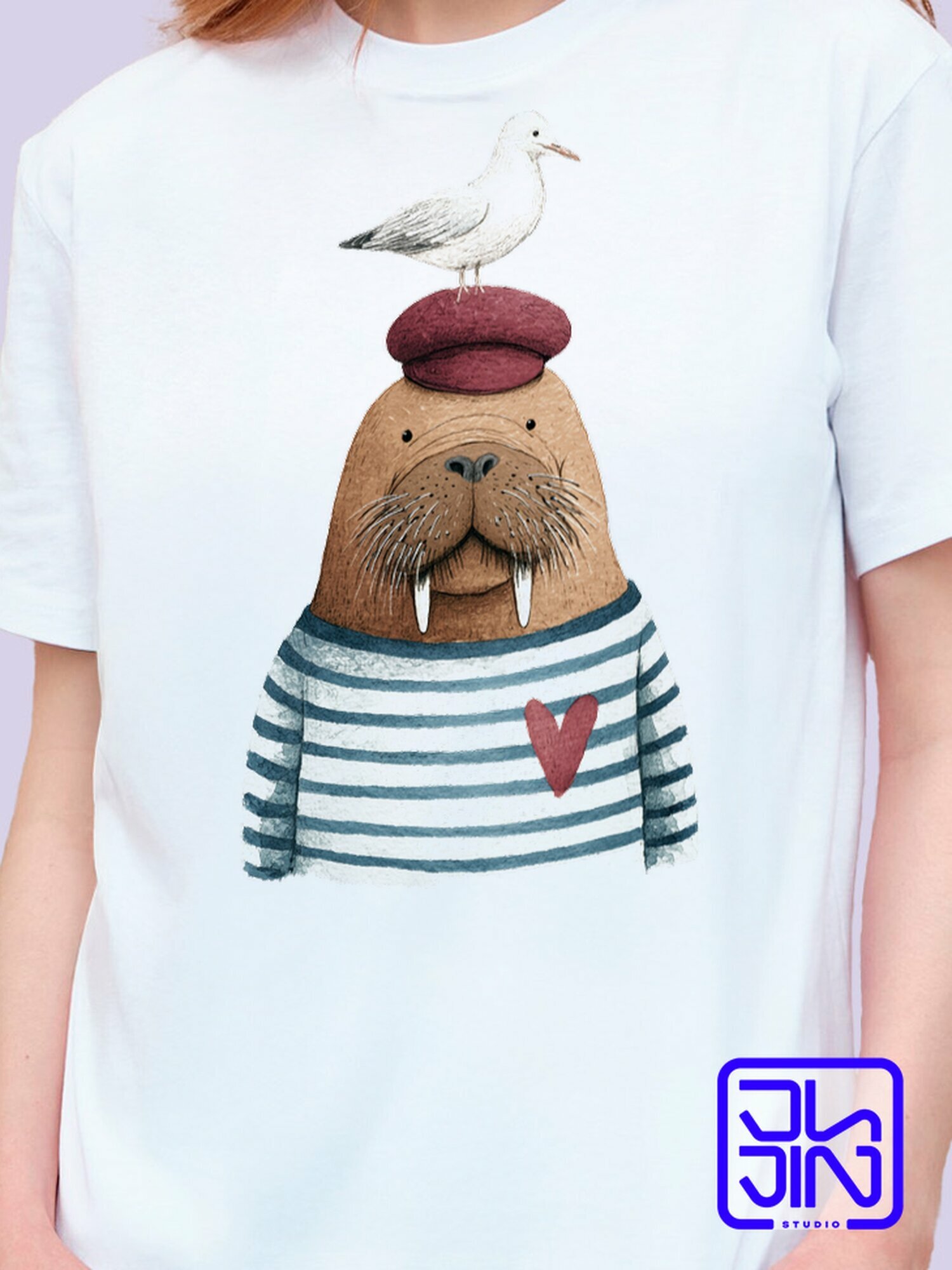 Футболка классическая женская с авторским принтом Смешной коричневый морж в полосатой тельняшке и веселая белая чайка, белый хлопковый трикотаж с прикольным рисунком на груди